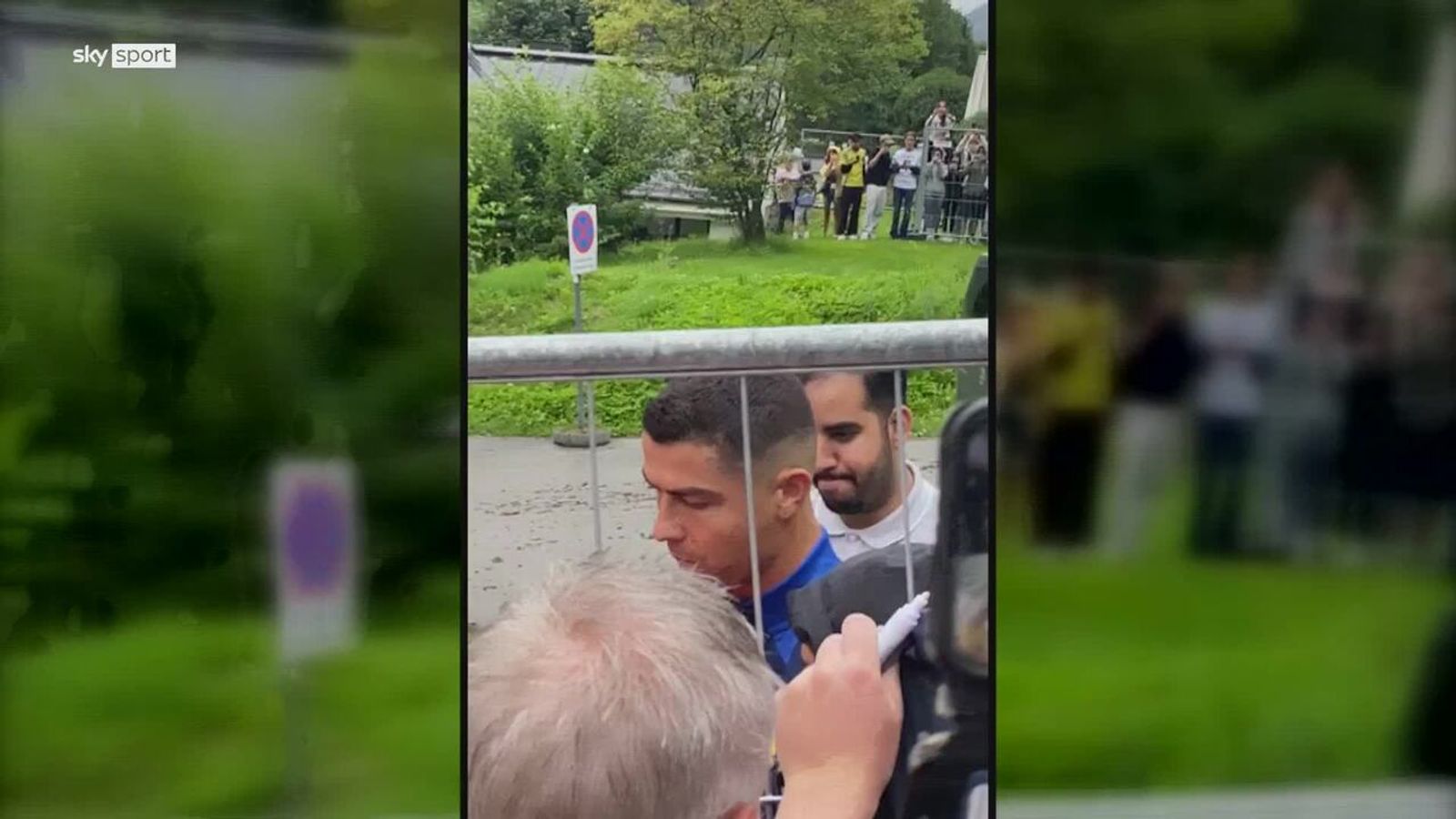 Autogramme am Zaun - CR7 zeigt sich fannah | Fußball News | Sky Sport