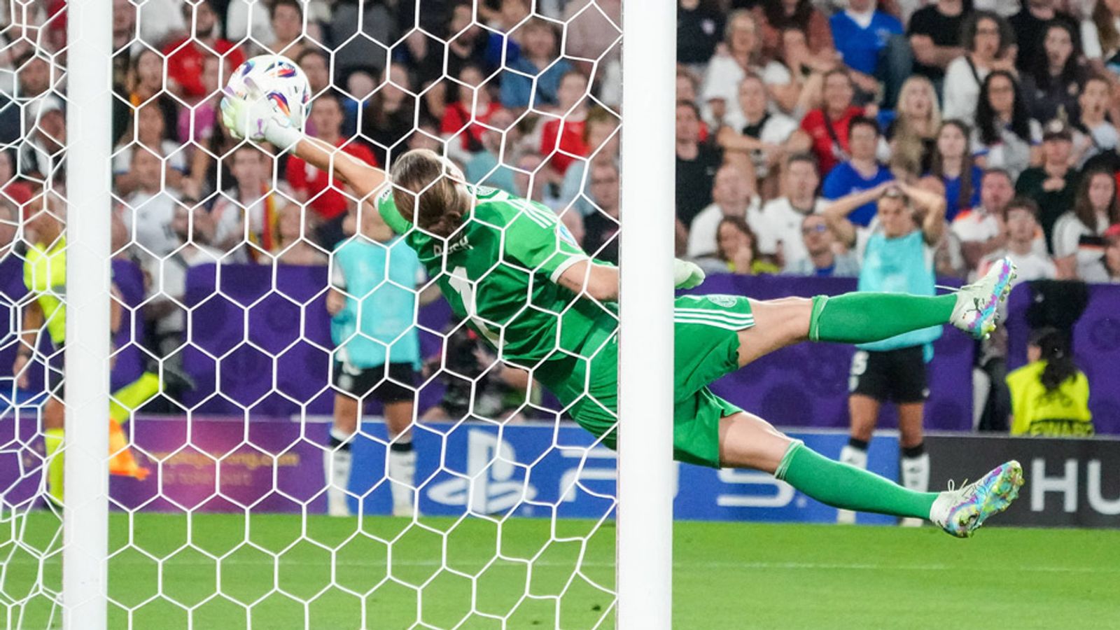 Oliver Kahn schwärmt von Ann-Katrin Berger nach spektakulärer Parade ...