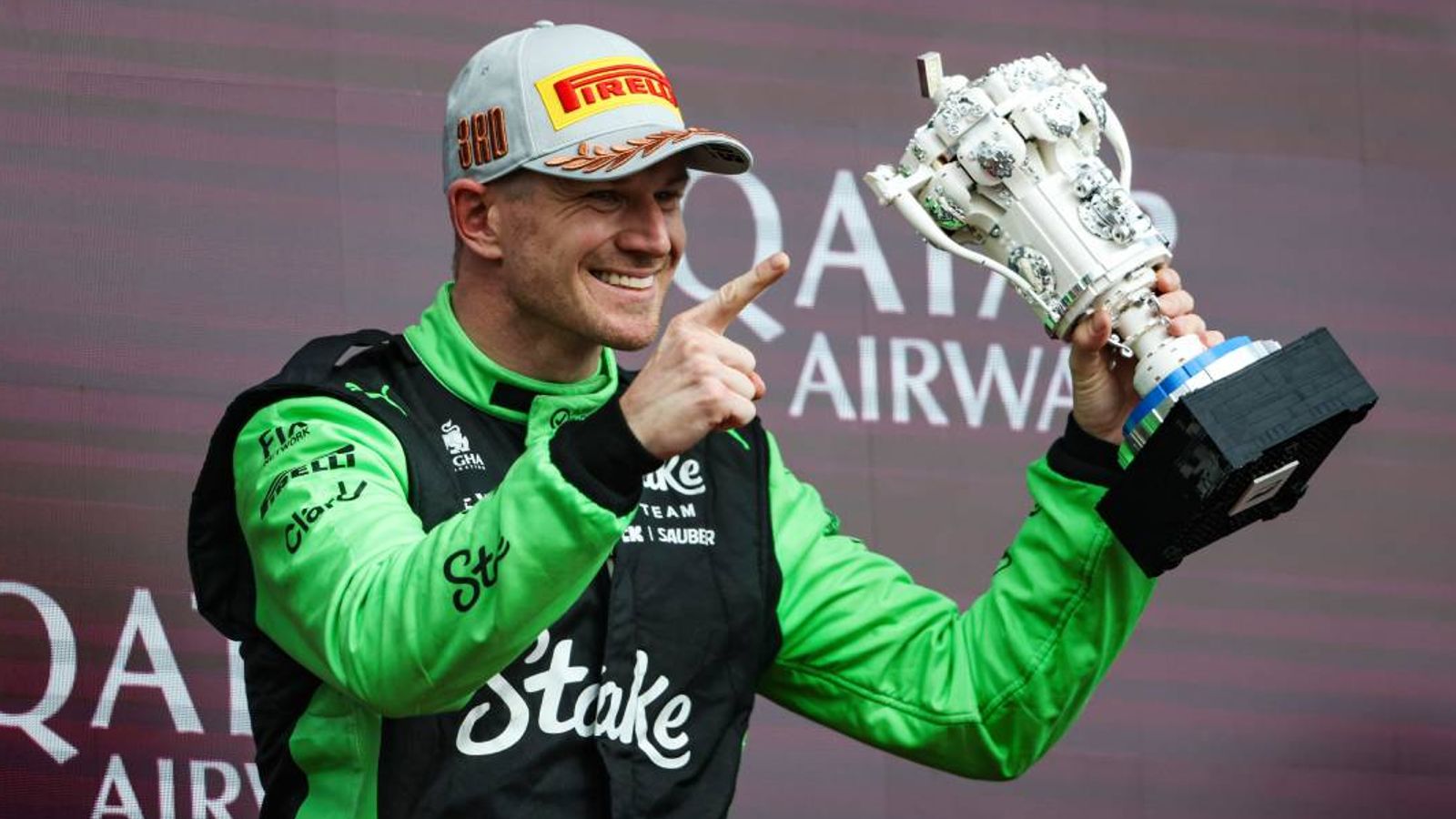 Nico Hülkenberg bekommt Lego-Pokal nach Platz drei in Silverstone ...