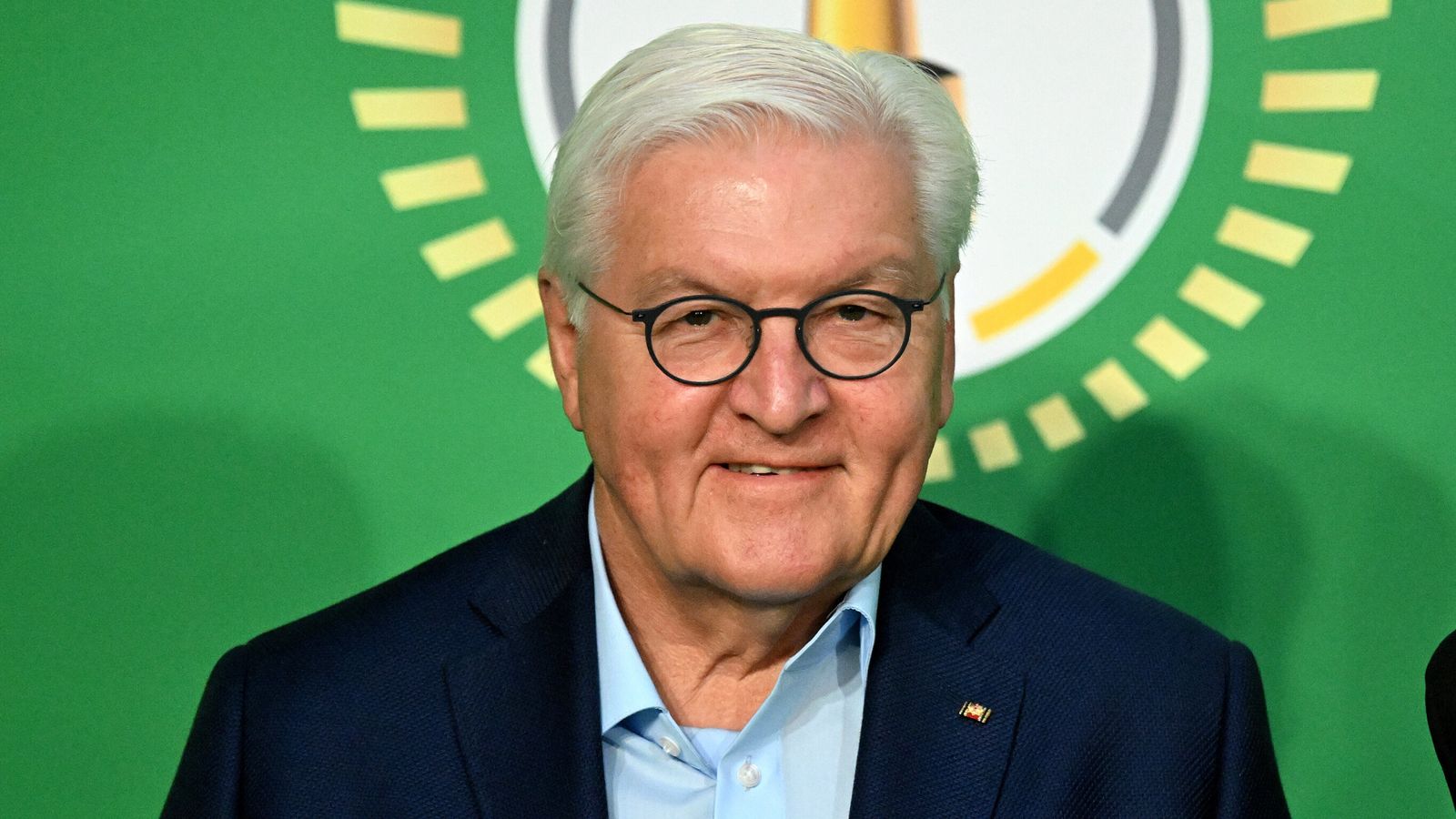 DFB-Frauen erhalten Glückwünsche von Steinmeier, Merz und Podolski ...