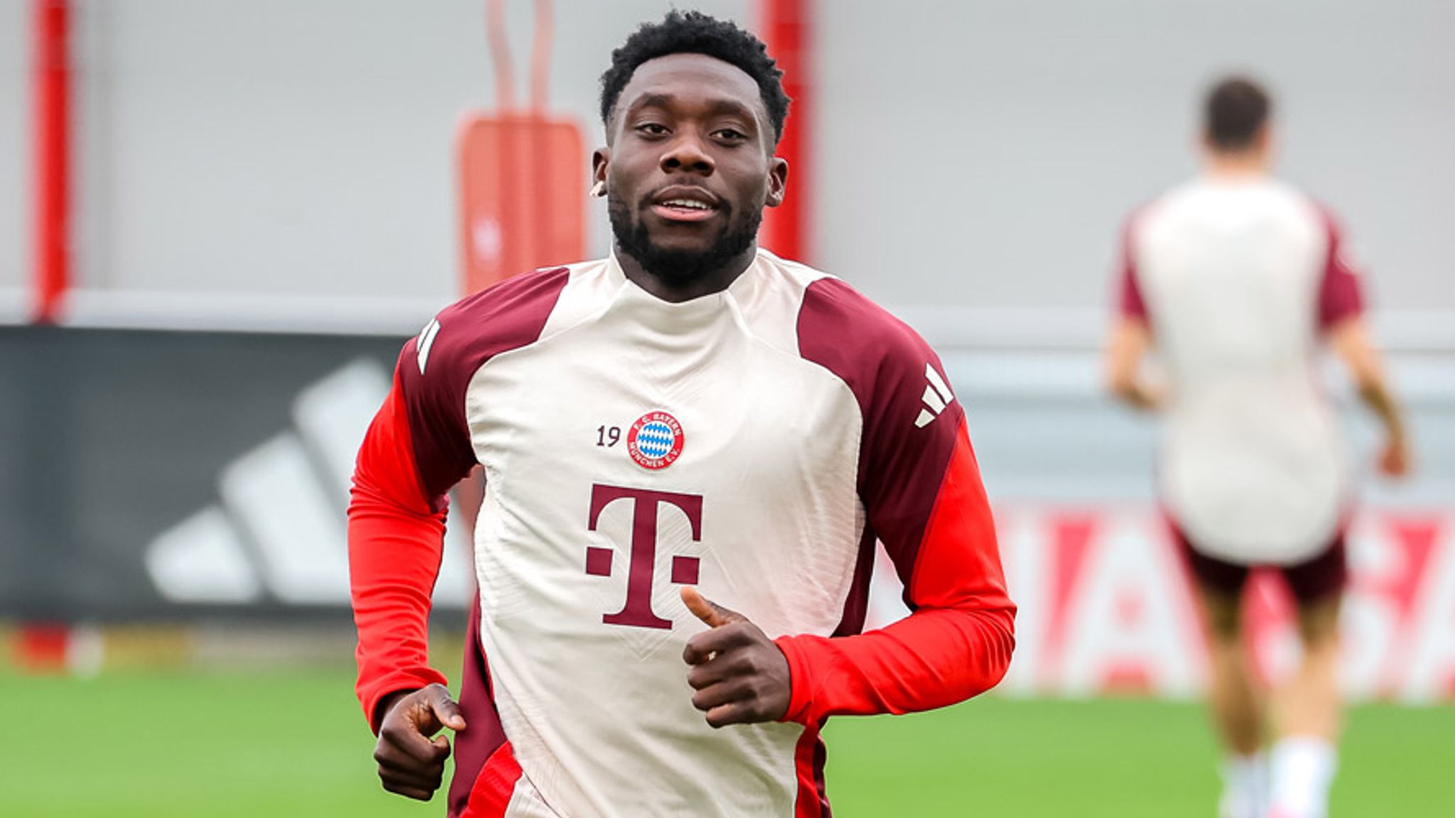 Alphonso Davies und Hiroki Ito fehlen dem FC Bayern noch einige Monate ...