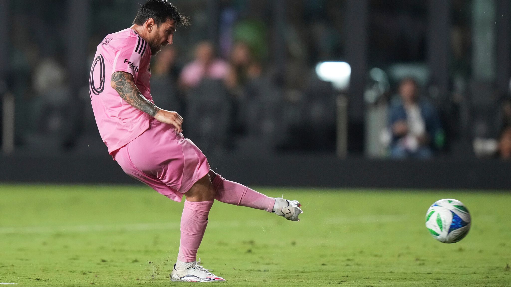 Lionel Messi trifft erneut doppelt und baut MLS-Rekord aus | Fußball ...