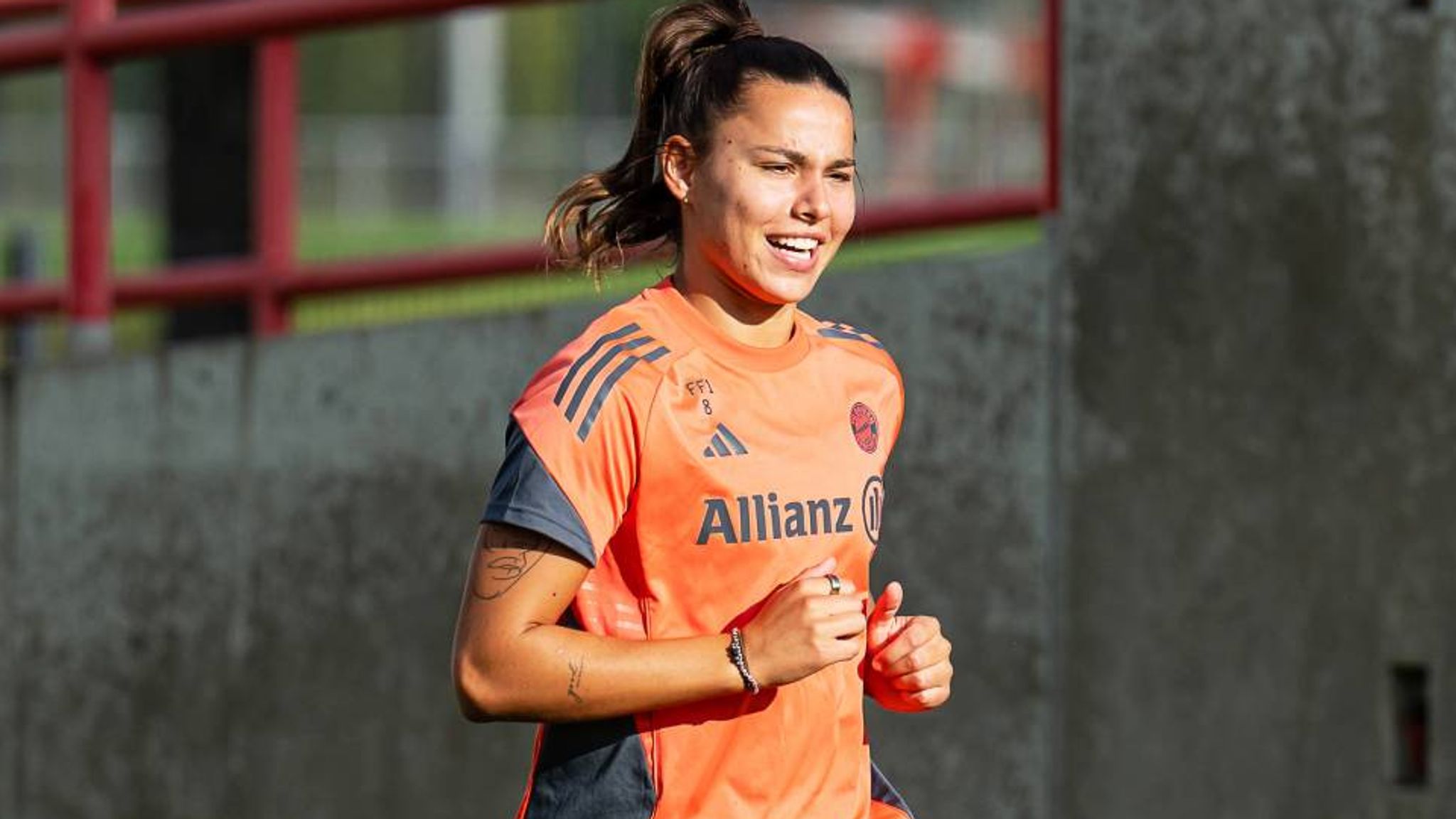 Lena Oberdorf feiert nach Comeback für den FC Bayern | Fußball News ...