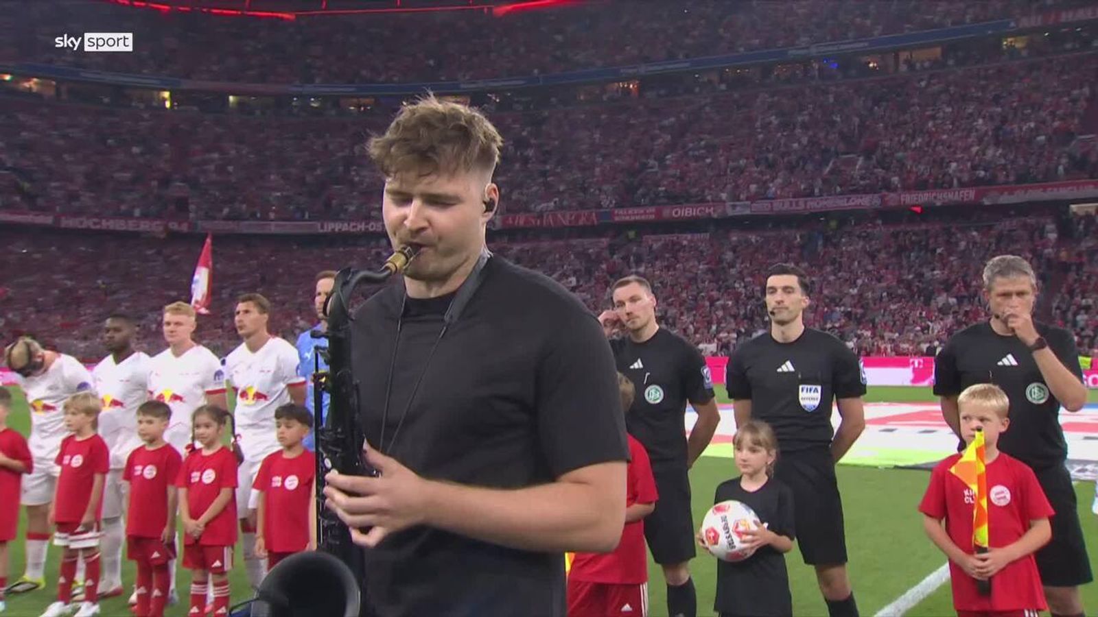 Saxophonist Andre Schnura spielt die deutsche Nationalhymne | In-Match ...