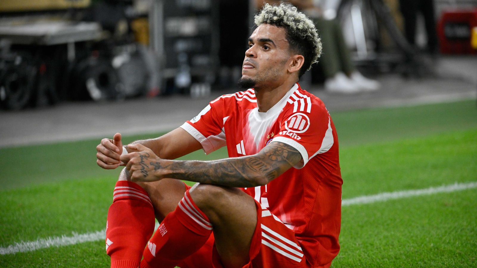 Luis Diaz mit Jubel von Diogo Jota nach erstem Tor für Bayern München ...