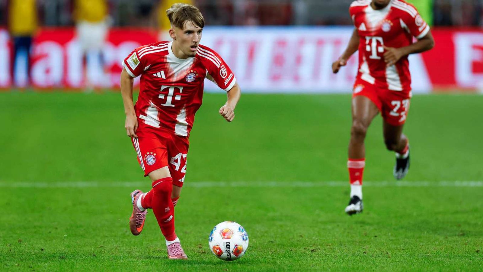 Lennart Karl spricht nach seinem BL-Debüt über seine Rolle im Team ...