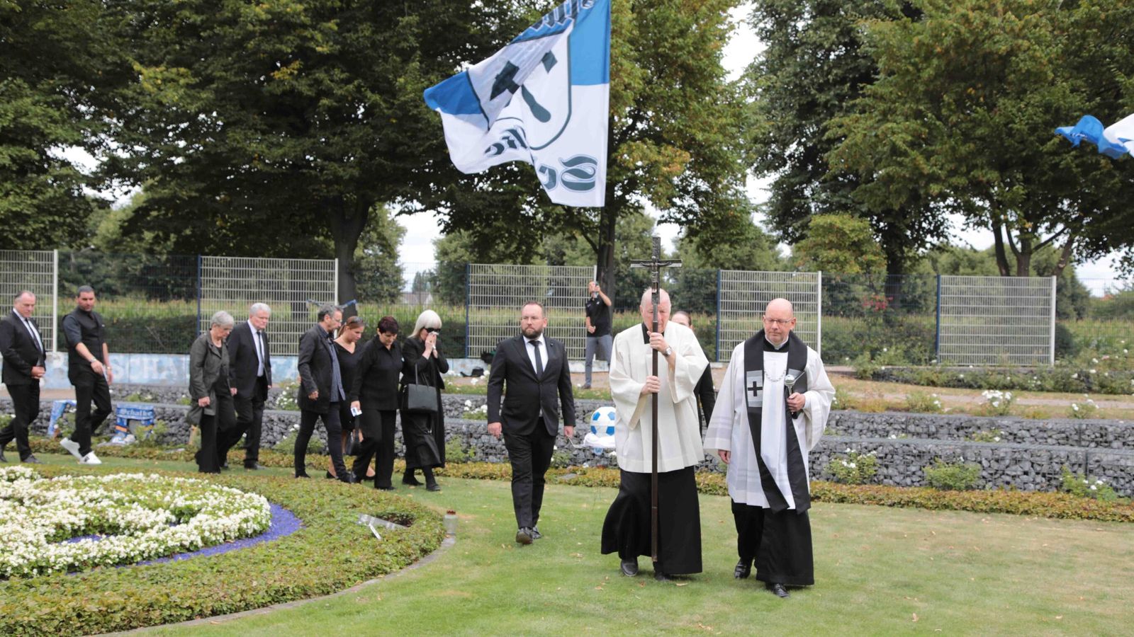 Ulli Potofski auf Schalker Fanfeld beigesetzt | Fußball News | Sky Sport