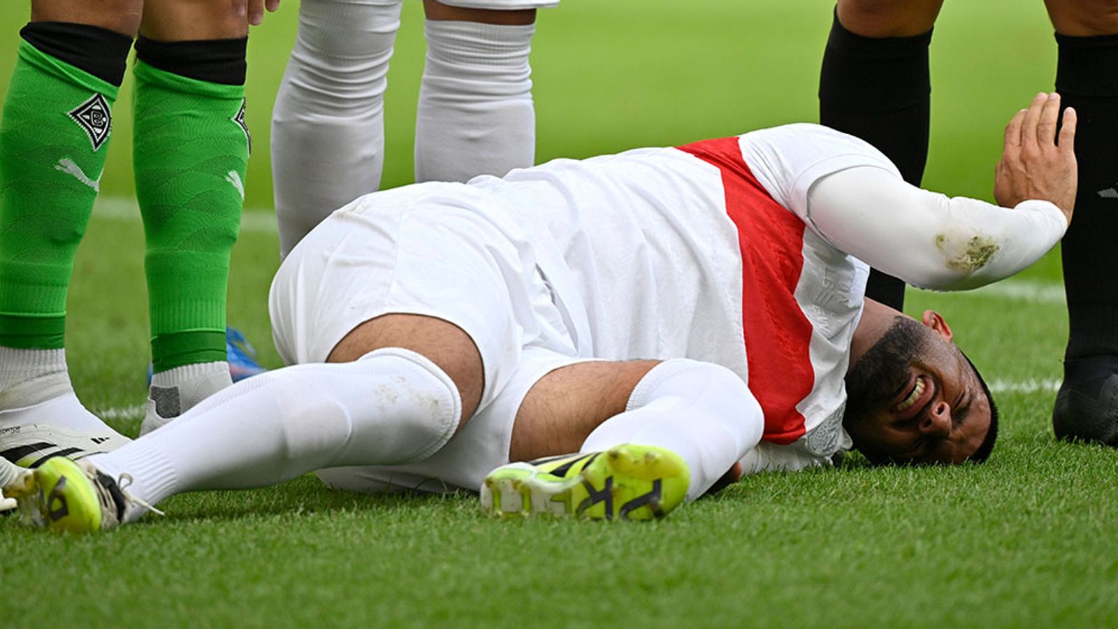 Deniz Undav vom VfB Stuttgart muss gegen Gladbach früh verletzt raus | Fußball News | Sky Sport