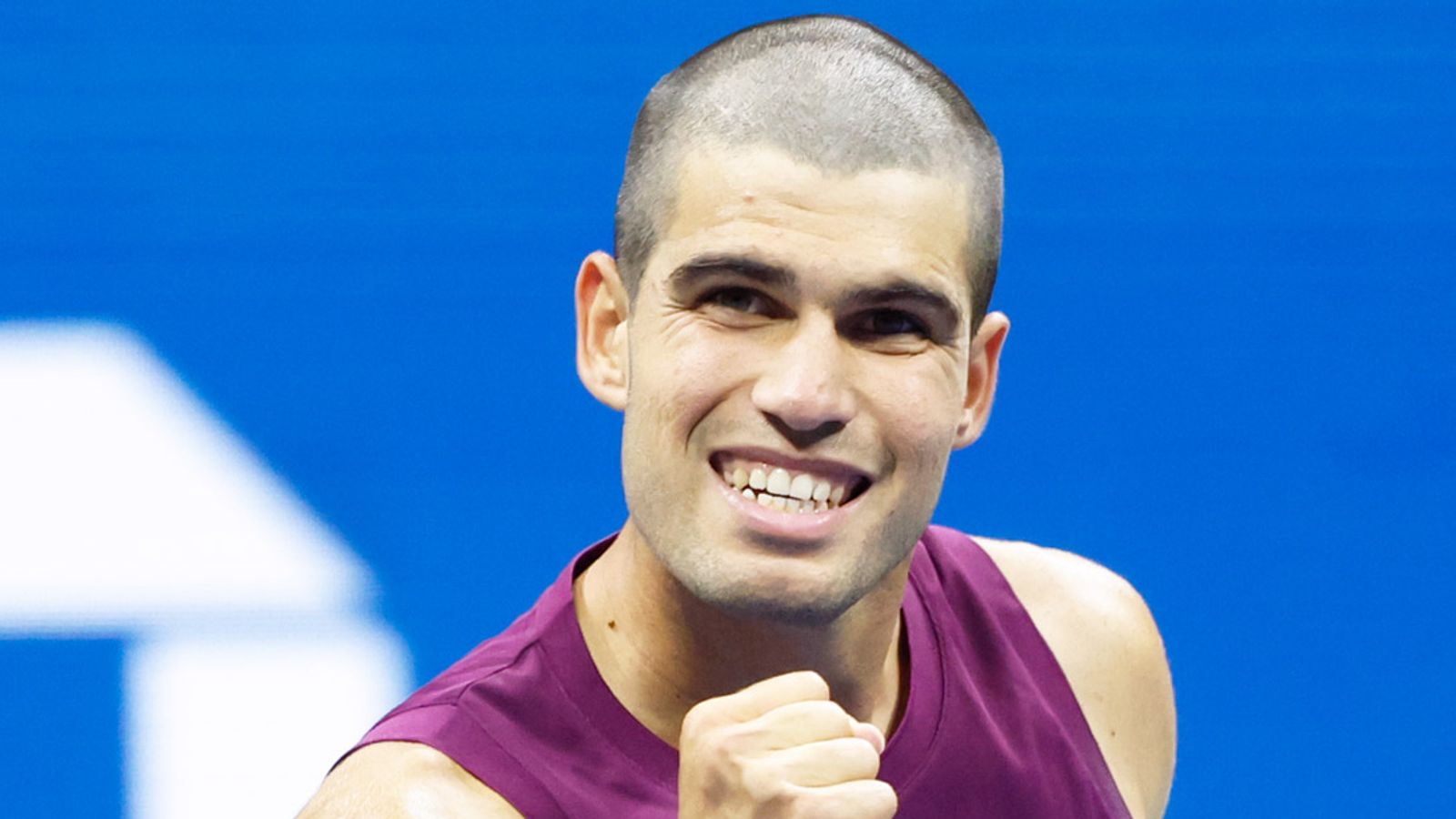 Carlos Alcaraz gewinnt mit neuer Frisur bei den US Open gegen Reilly ...
