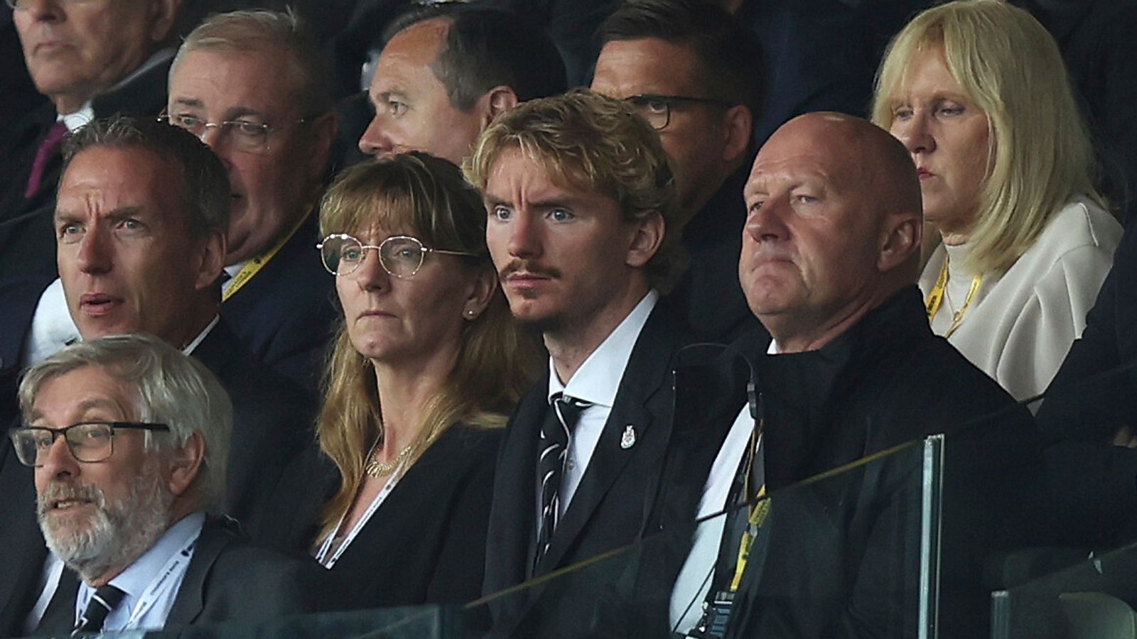 Nick Woltemade schaut im Anzug bei Newcastle-Remis gegen Leeds zu ...