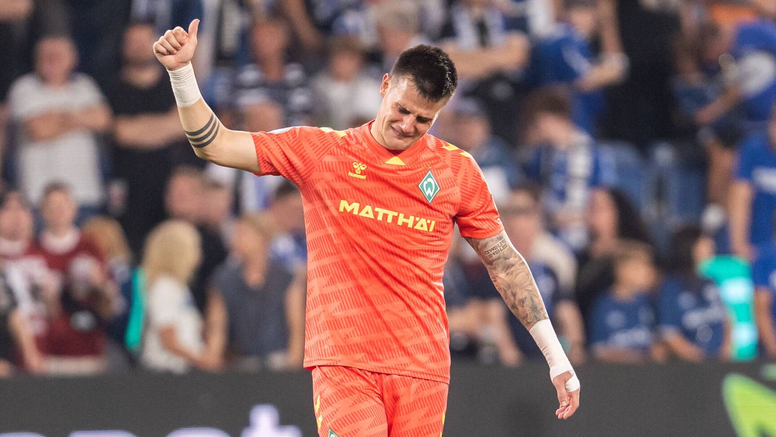 Michael Zetterer von Werder Bremen weint nach Pokalspiel in Bielefeld | Fußball News | Sky Sport