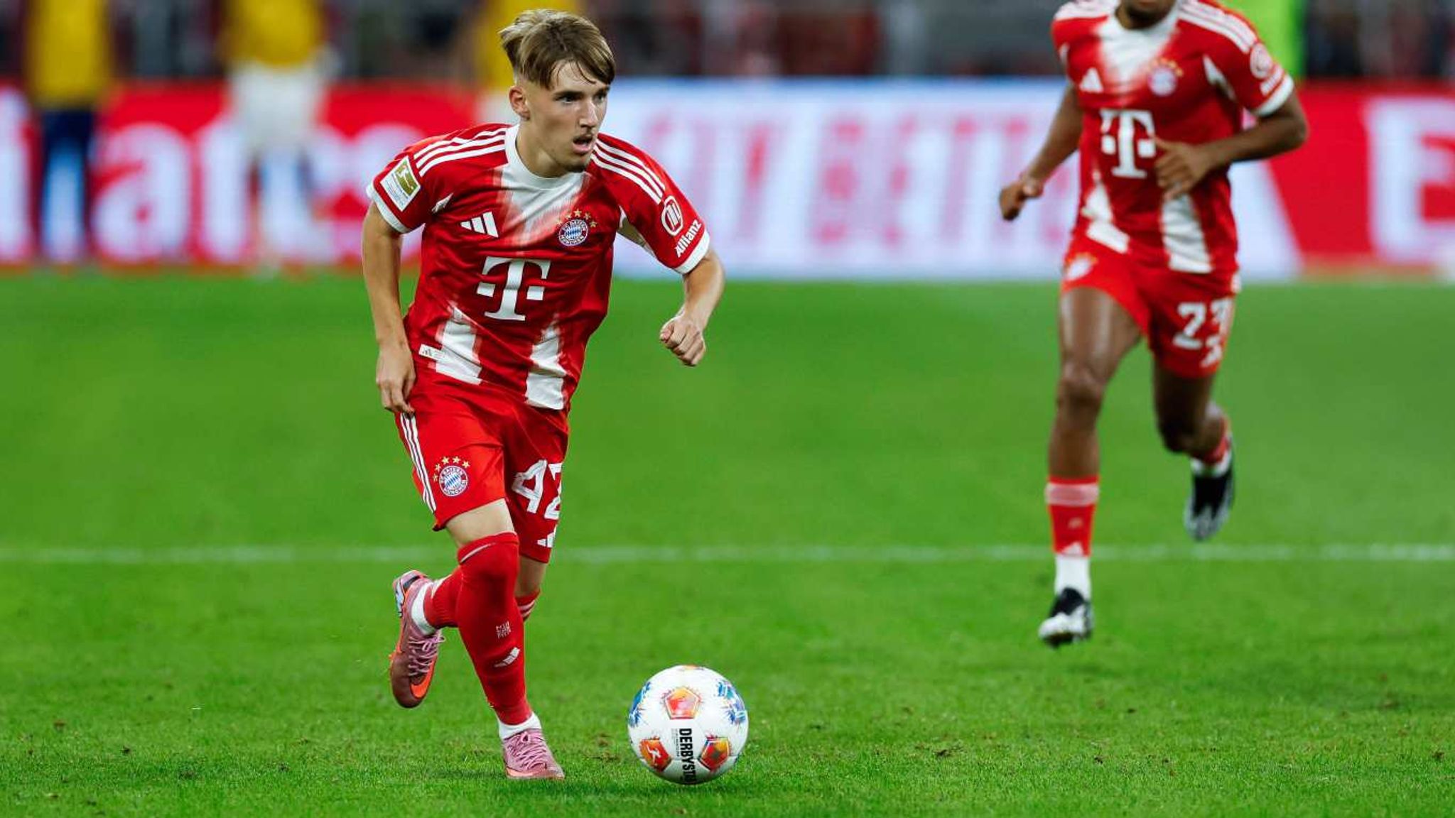 Lennart Karl spricht nach seinem BL-Debüt über seine Rolle im Team ...