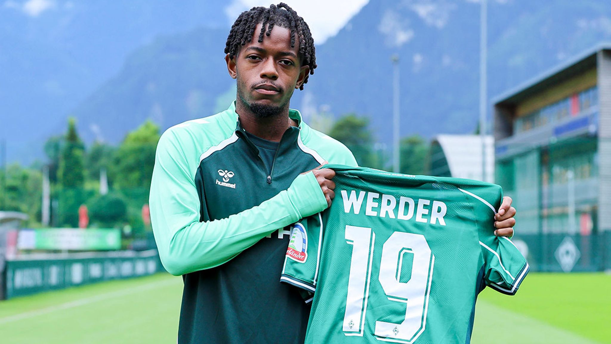Werder-Neuzugang Mbangula wechselt Trikotnummer & bezahlt Fans den ...