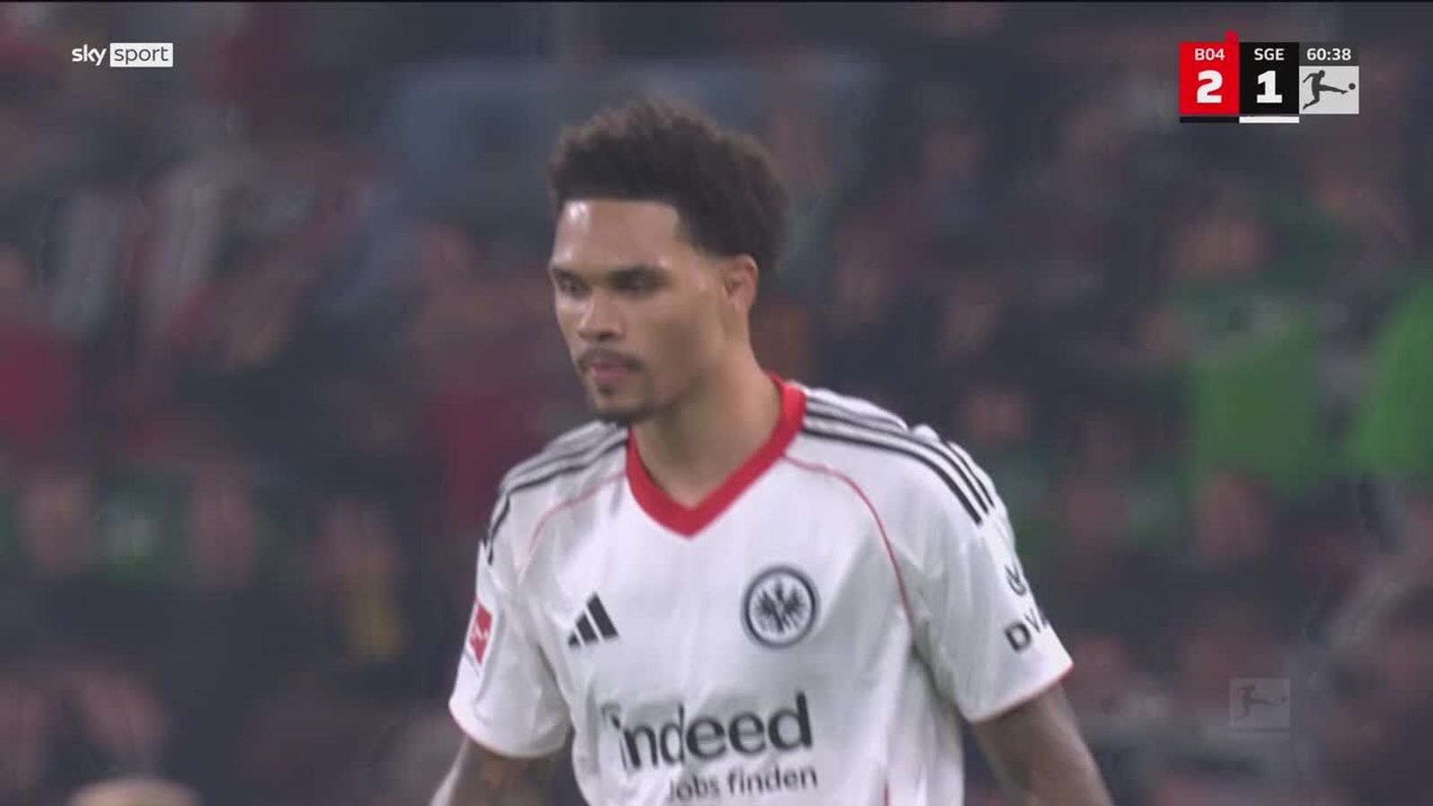 CHANCE FRANKFURT | Collins haut den Ball an die Latte (61. Min.) | In ...