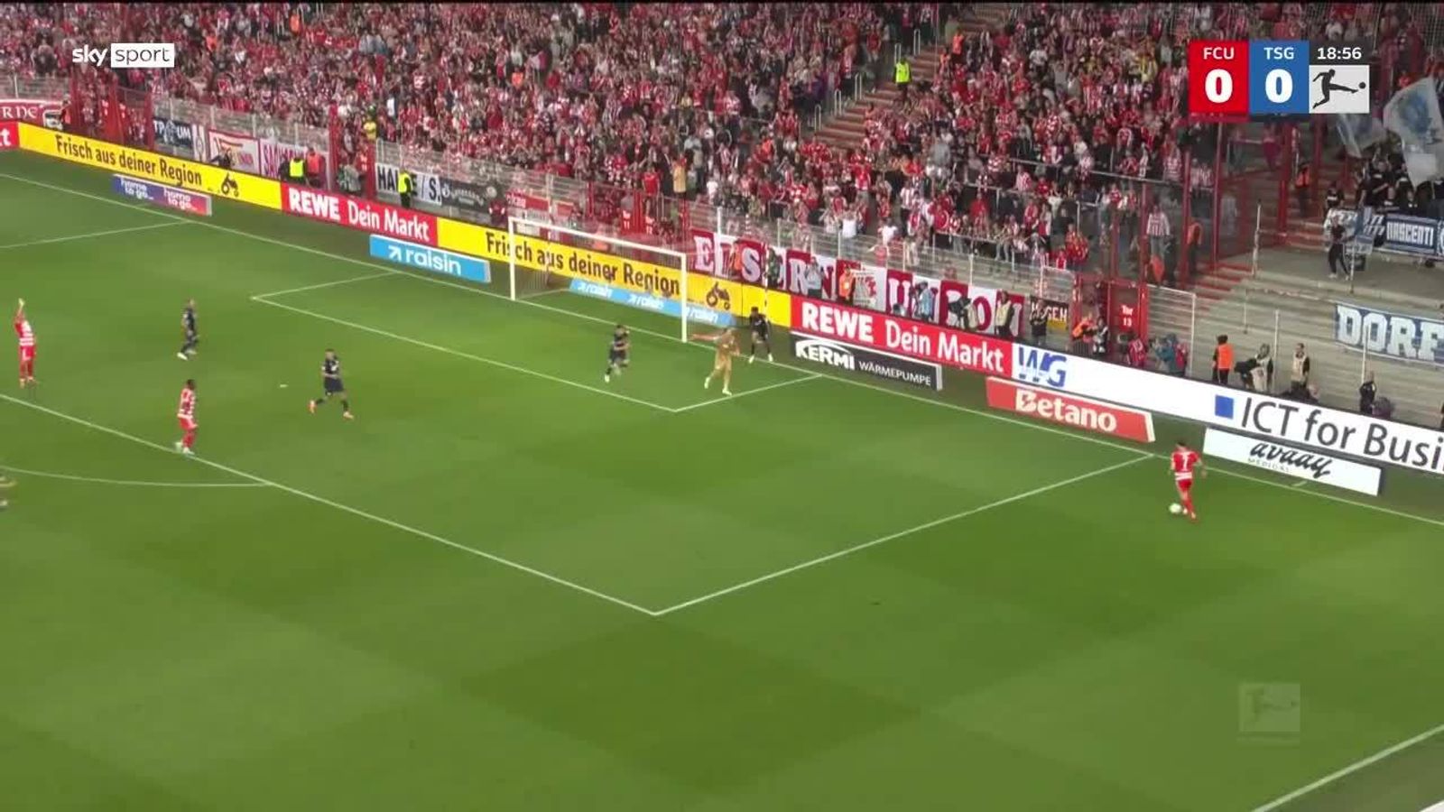 Große Chance für Burke (20. Min.) | Fußball News | Sky Sport