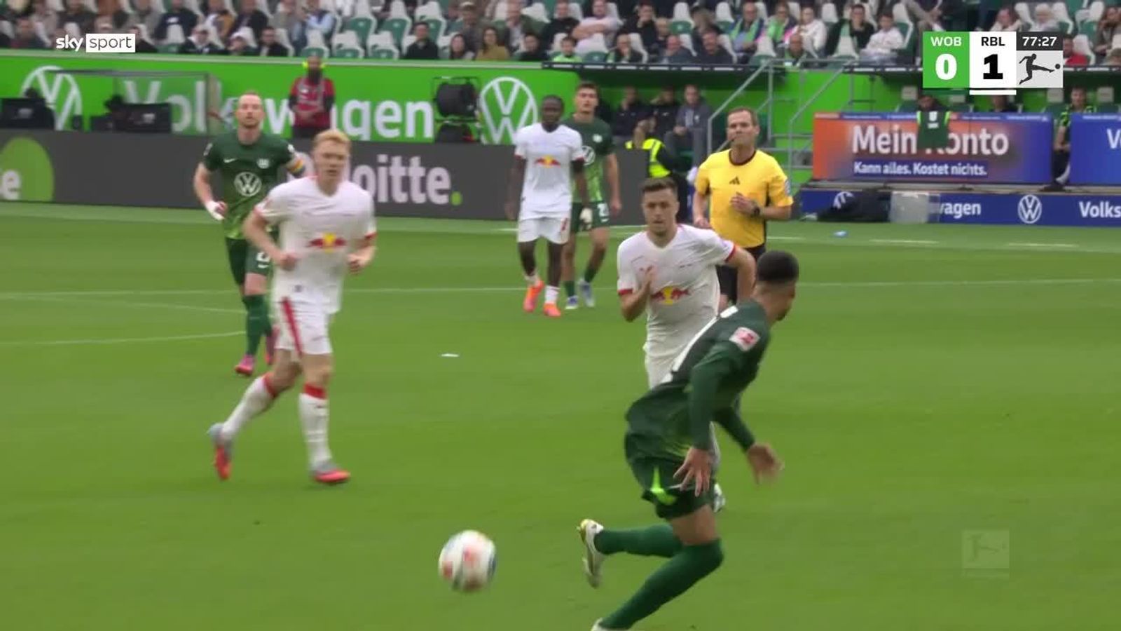 Adam Daghim dreht sich mehrmals im Kreis und sucht den Ball (77. Min ...