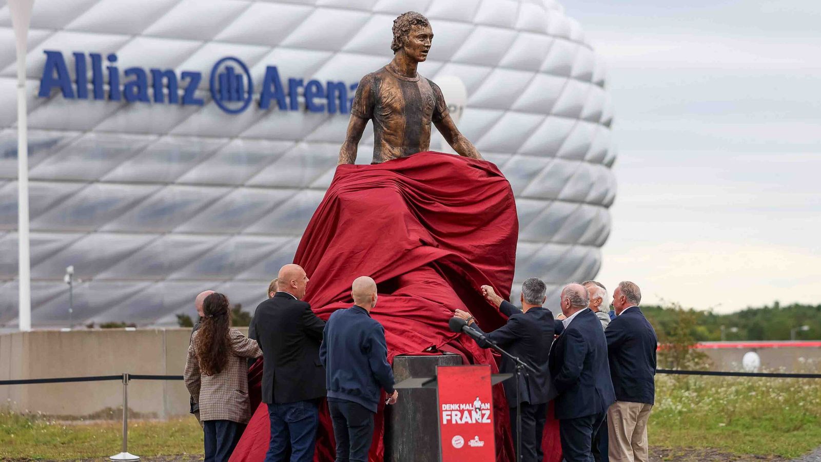 Statue von Franz Beckenbauer wird vor der Allianz Arena des FC Bayern ...