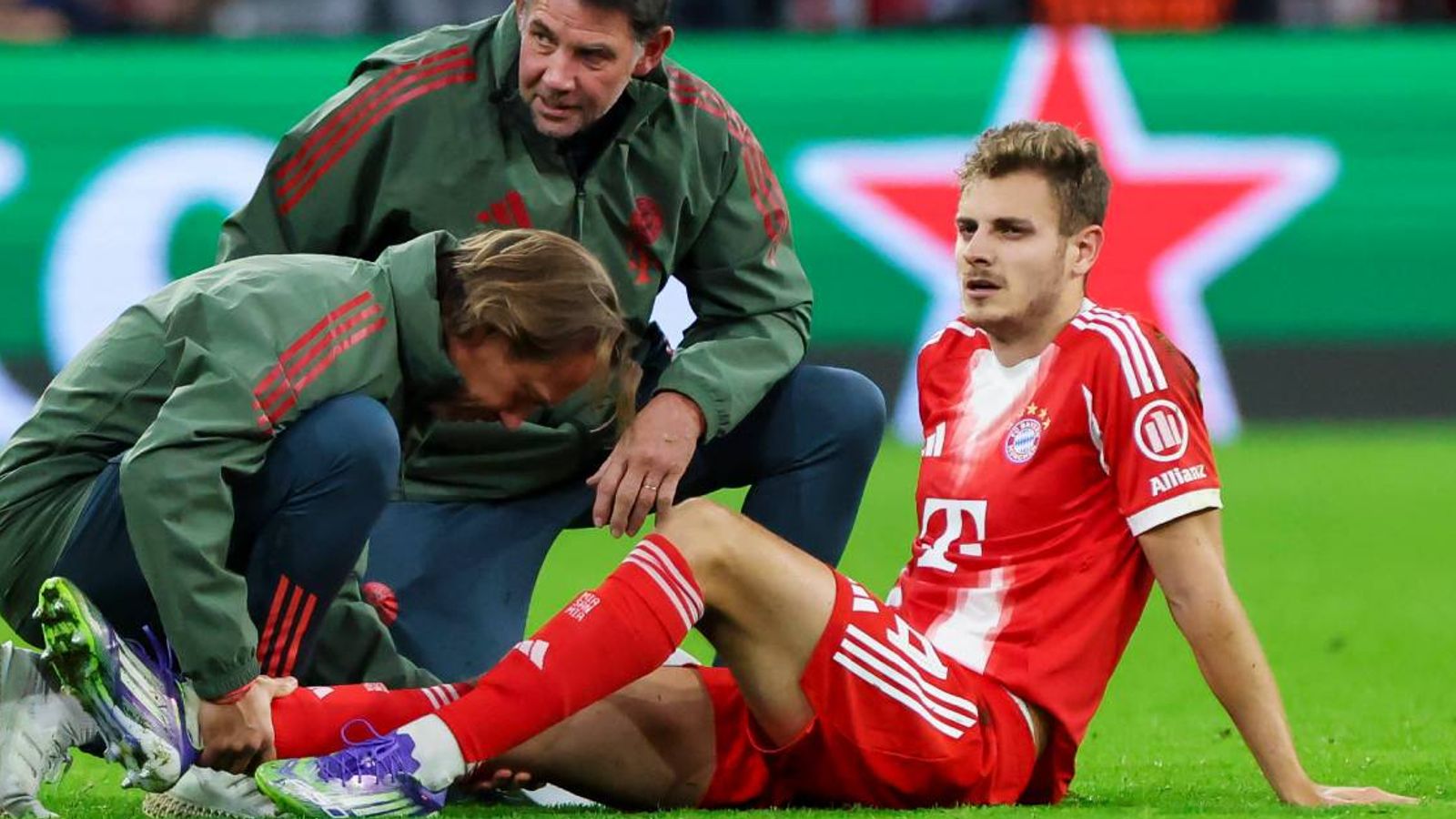 Bayern-Verteidiger Josip Stanisic gegen Chelsea verletzt ausgewechselt ...