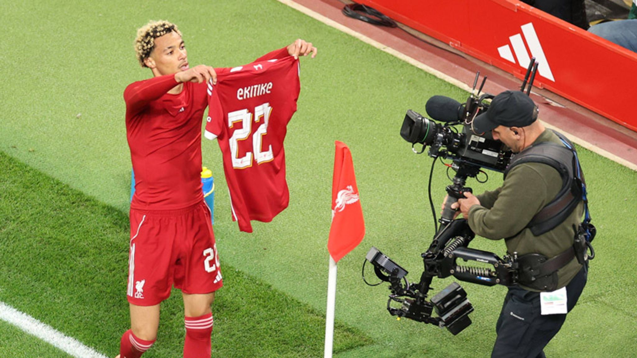 Liverpool-Trainer Arne Slot kritisiert Hugo Ekitike nach Platzverweis ...