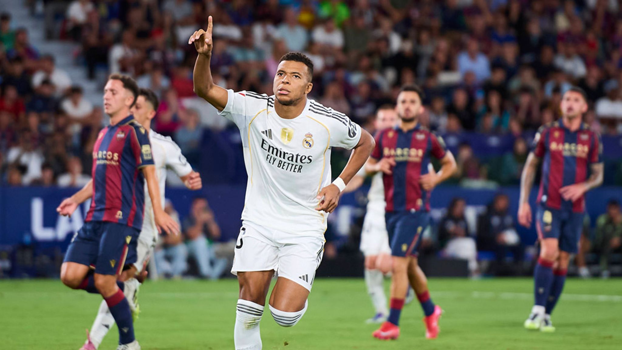 Real Madrid feiert klaren Sieg gegen Levante | Fußball News | Sky Sport