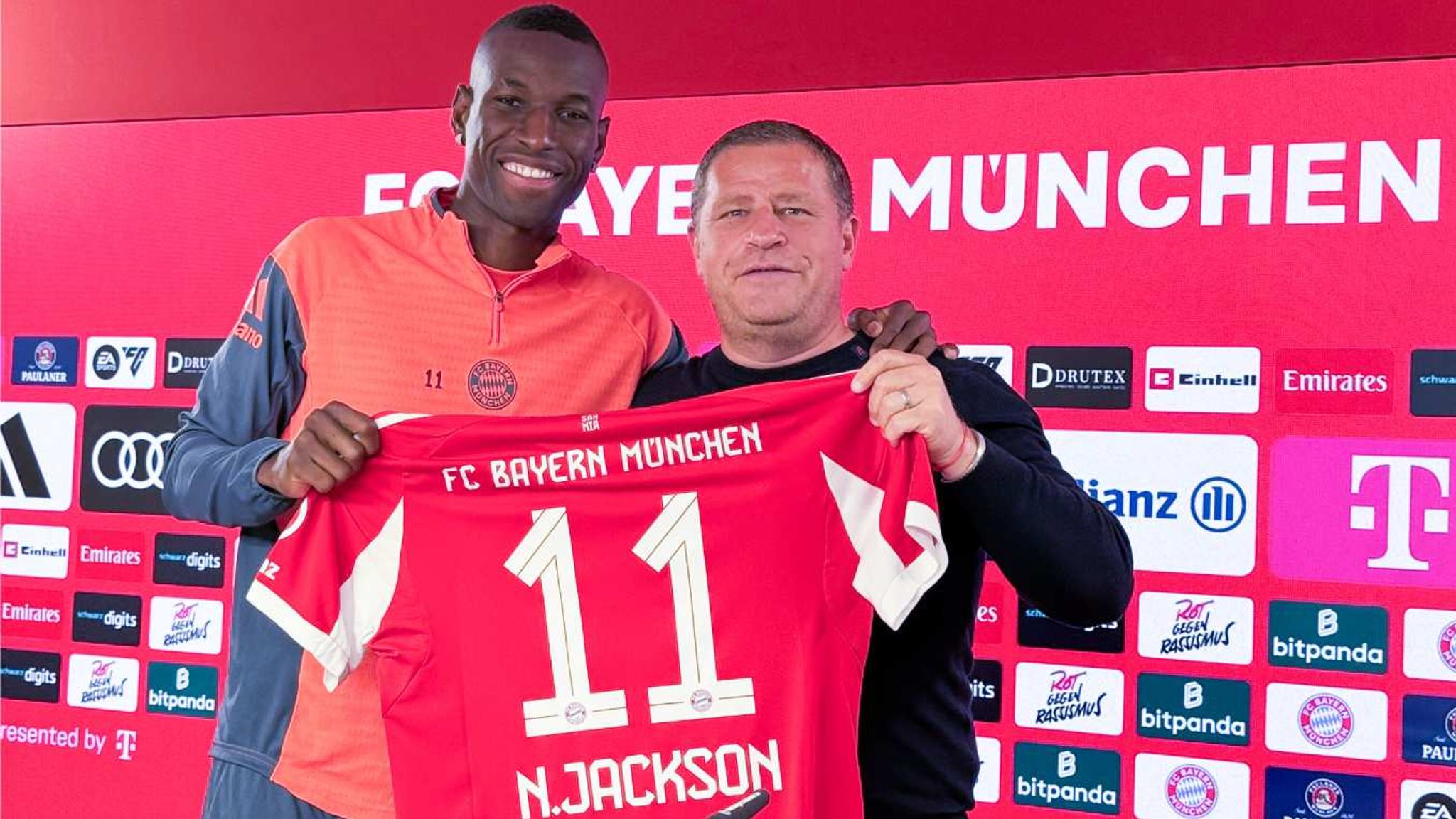 Nicolas Jackson beim FC Bayern München vorgestellt | Fußball News | Sky ...