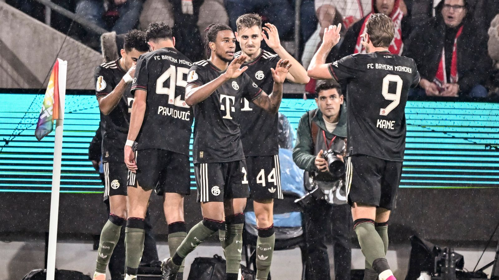 DFB-Pokal HEUTE LIVE auf Sky Sport: Übertragung Achtelfinale | Fußball ...