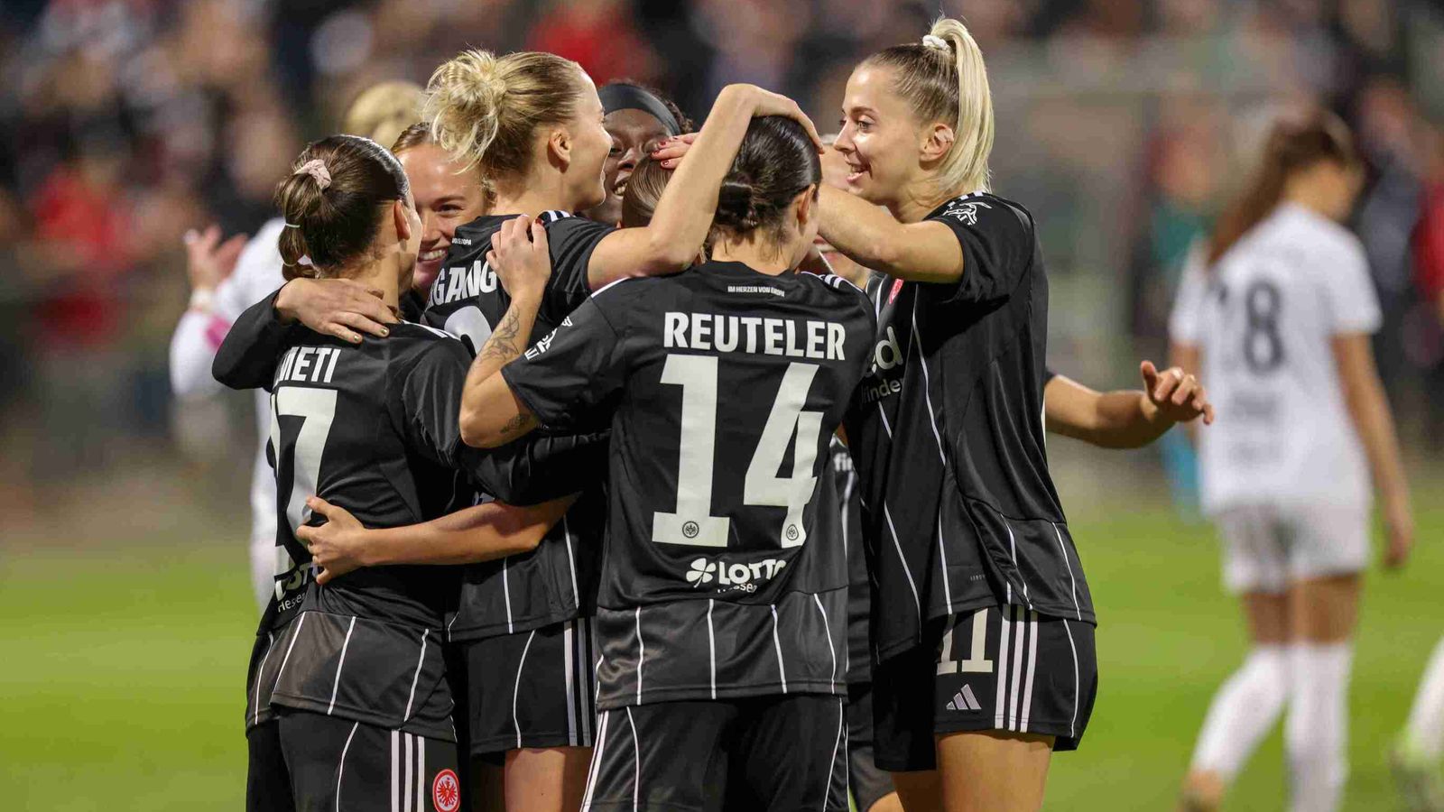 Eintracht Frankfurt siegt gegen 1. FC Slovacko und zieht ins Achtelfinale des Europa Cup ein ...