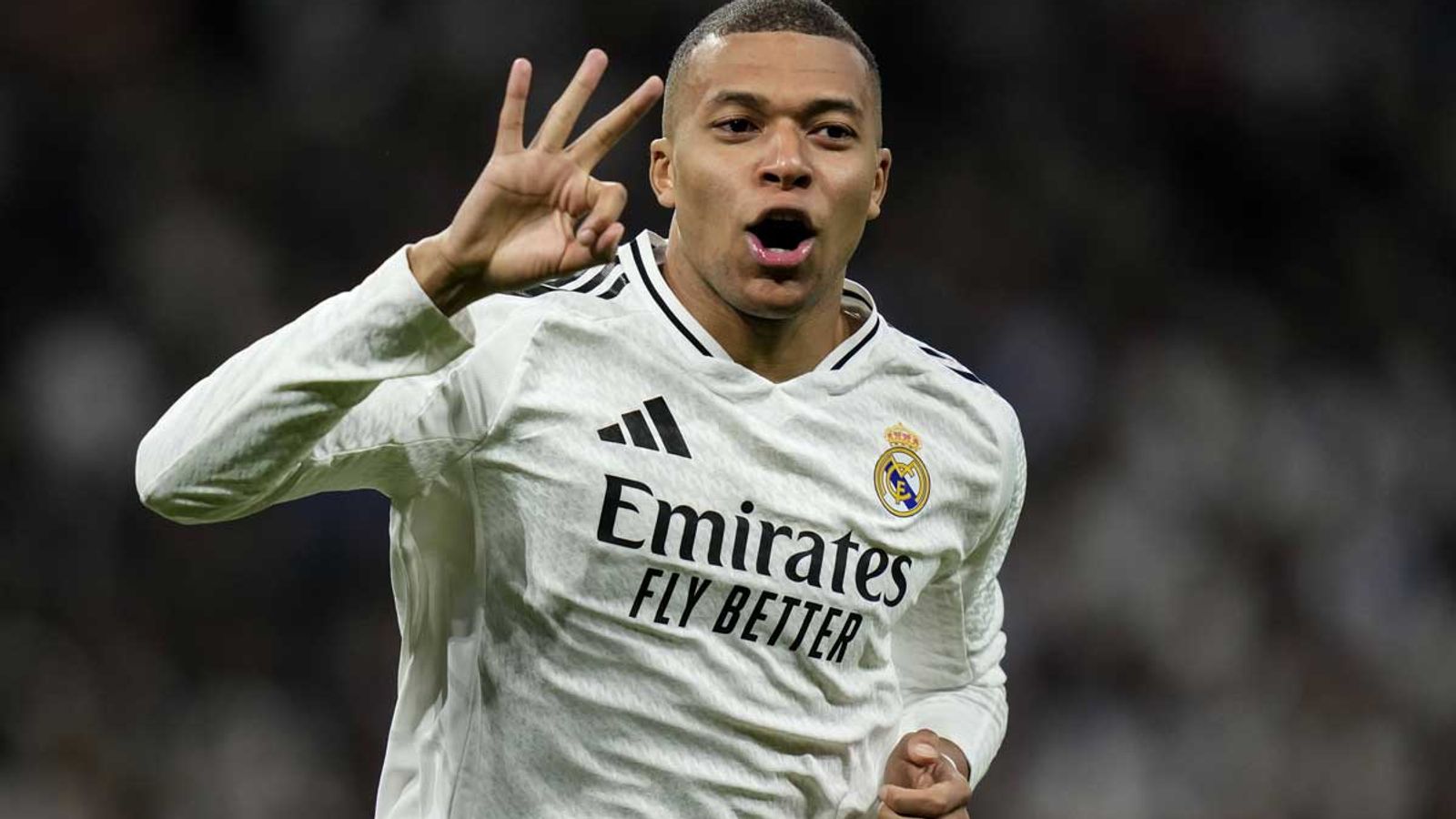 Real-Stürmer Kylian Mbappe erhält Goldenen Schuh | Fußball News | Sky Sport