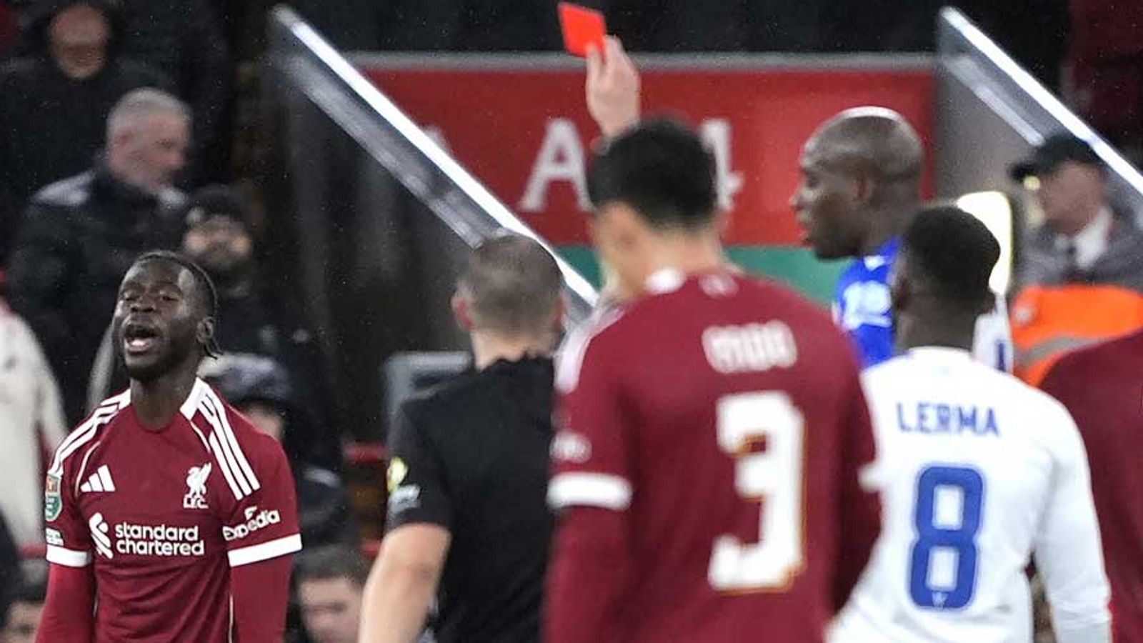 Liverpool-Youngster Nallo sieht im zweiten Spiel zum zweiten Mal Rot ...