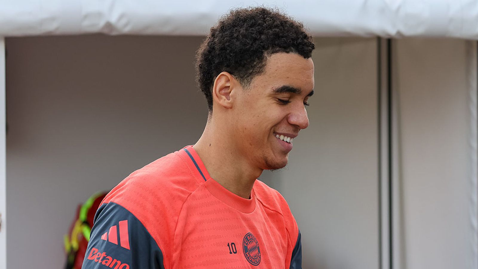 Jamal Musiala ist beim FC Bayern zurück auf dem Trainingsplatz ...