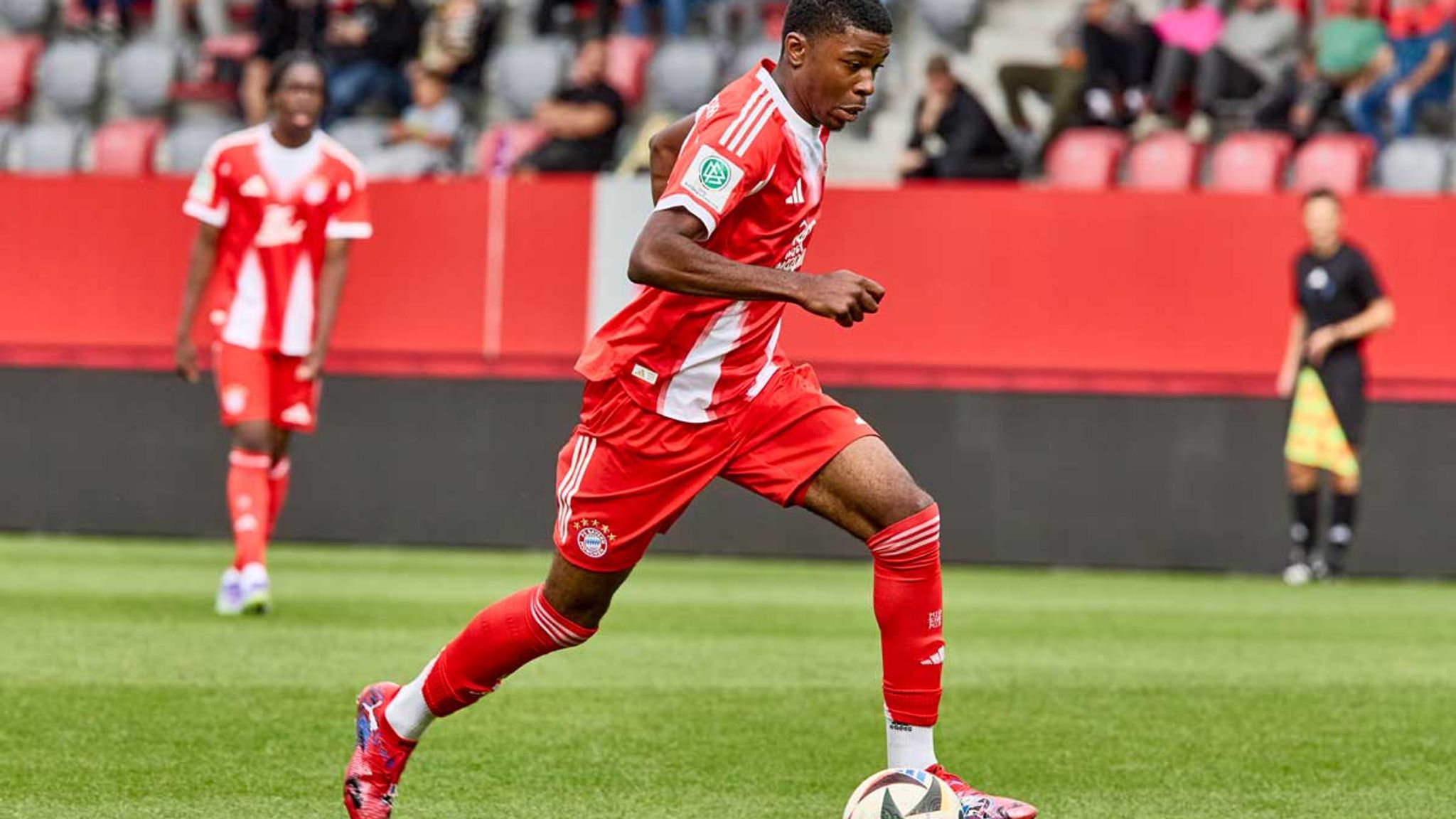 Bayern-Talent Allen Junior Lambe trainiert erstmal bei den Profis ...