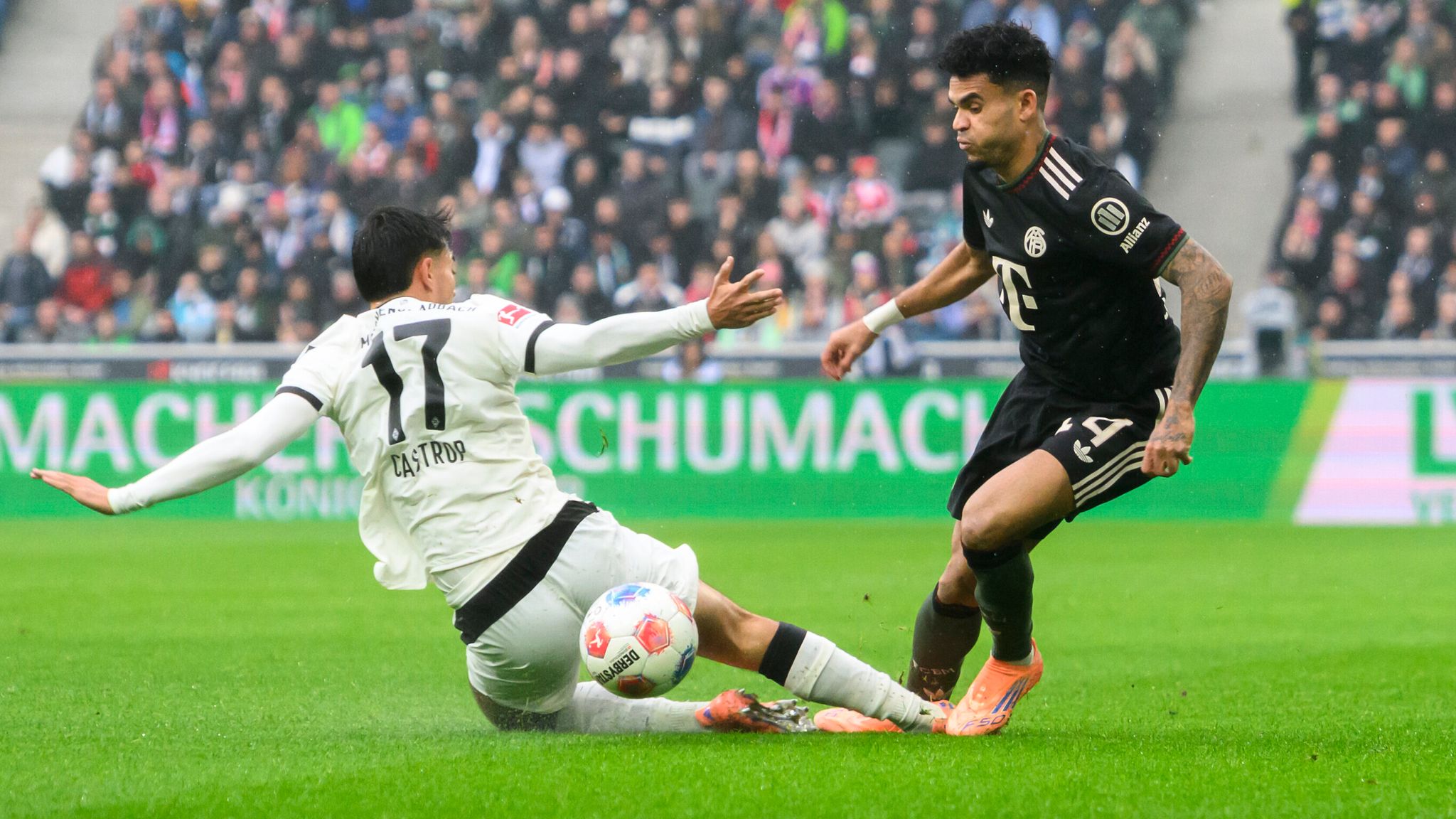 Borussia Mönchengladbachs Jens Castrop nach Foul an Luis Diaz auch für ...