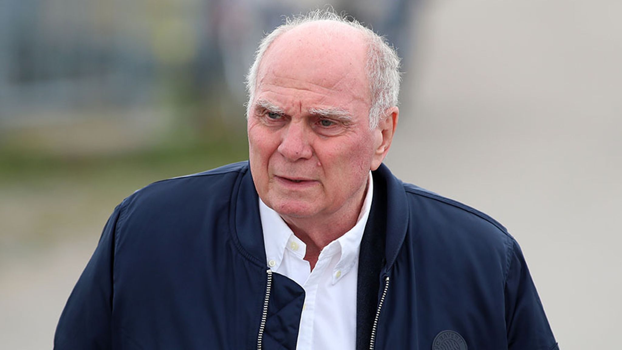 Uli Hoeneß kritisiert Schiedsrichter bei Bayern-Spiel in Leverkusen ...