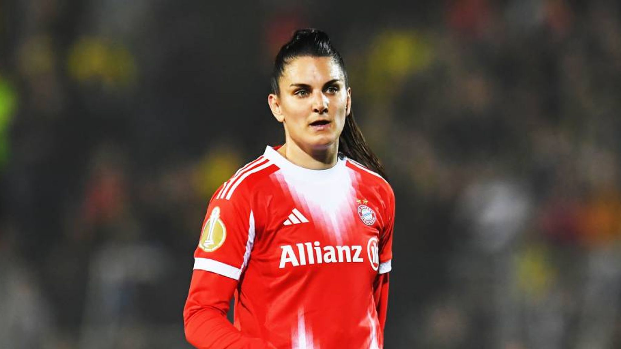 Vanessa Gilles und Jovana Damnjanovic von den Bayern Frauen fallen ...