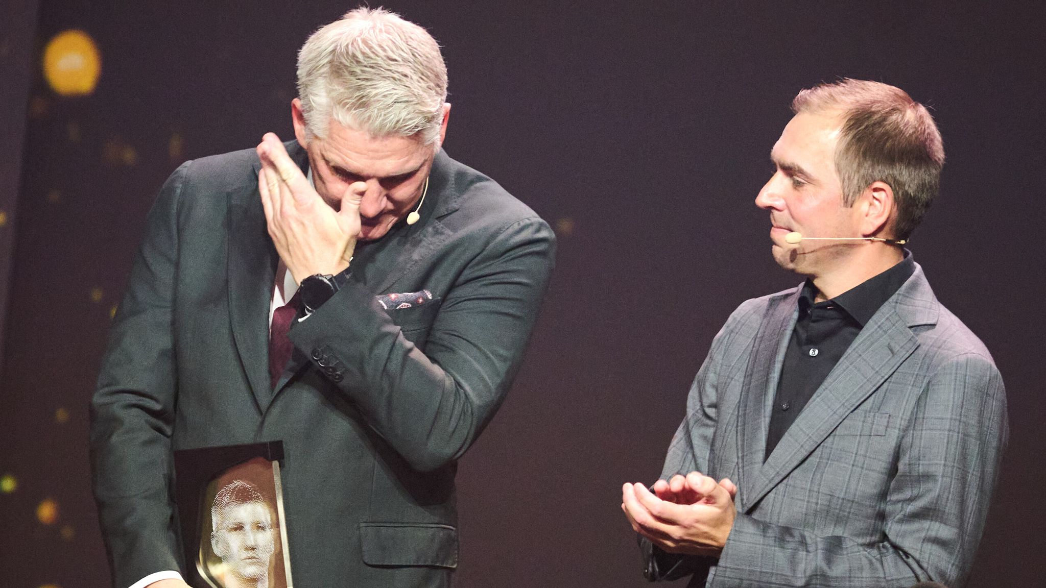 Bastian Schweinsteiger weint bei Hall-of-Fame-Ehrung | Fußball News ...
