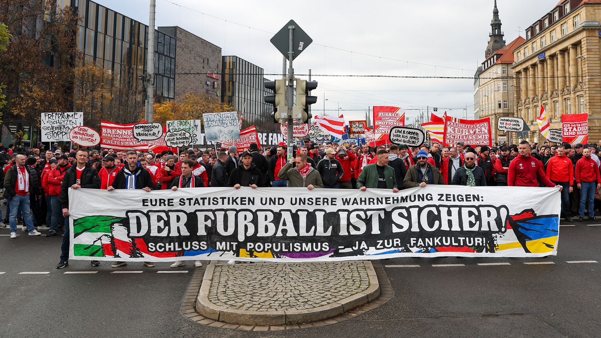 Fan-Protest gegen Politik-Pläne mit mehreren Tausend Fans in Leipzig ...