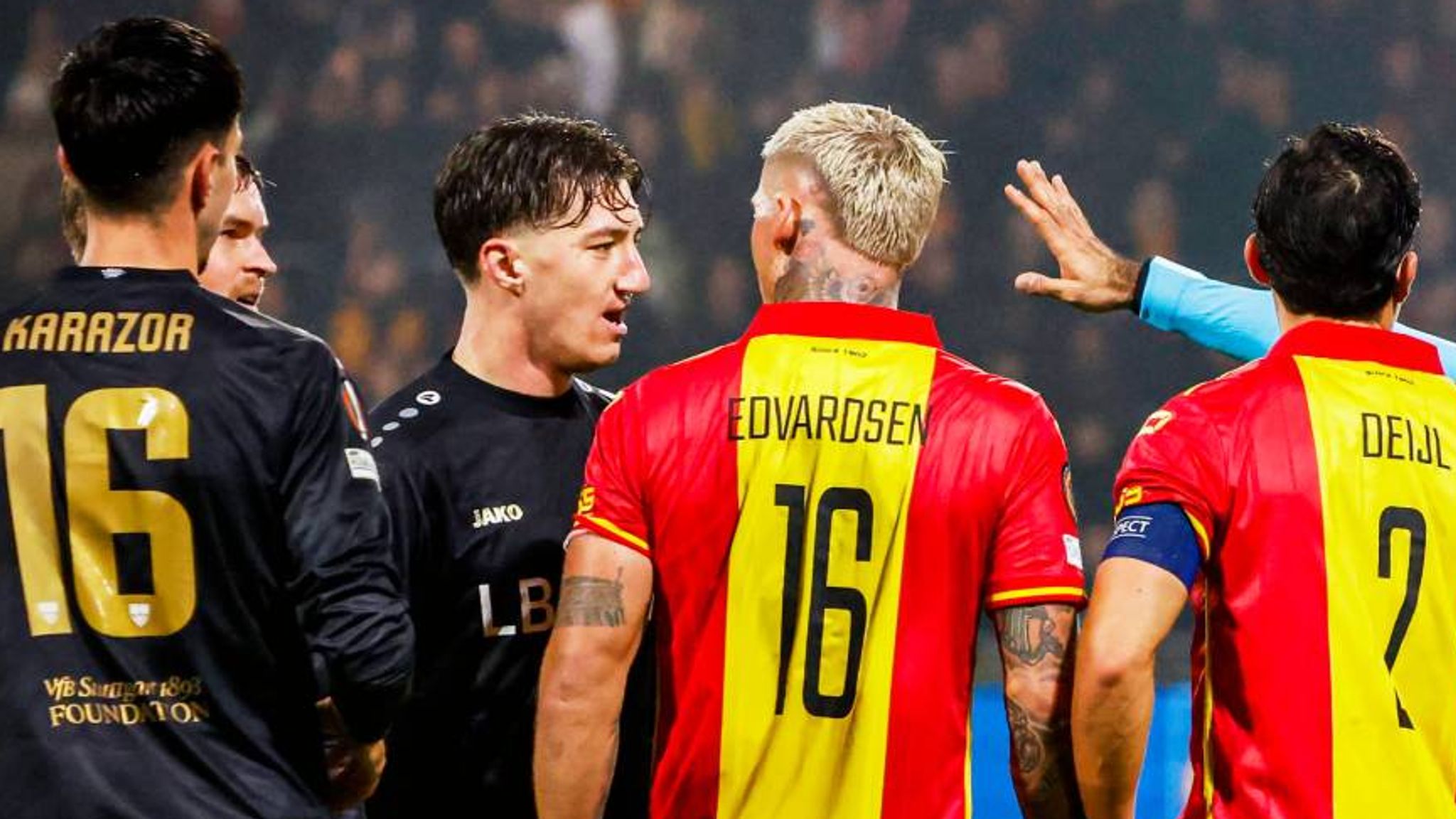 VfB-Star Angelo Stiller wohl von Deventer-Profi mit Nasen-Geste ...