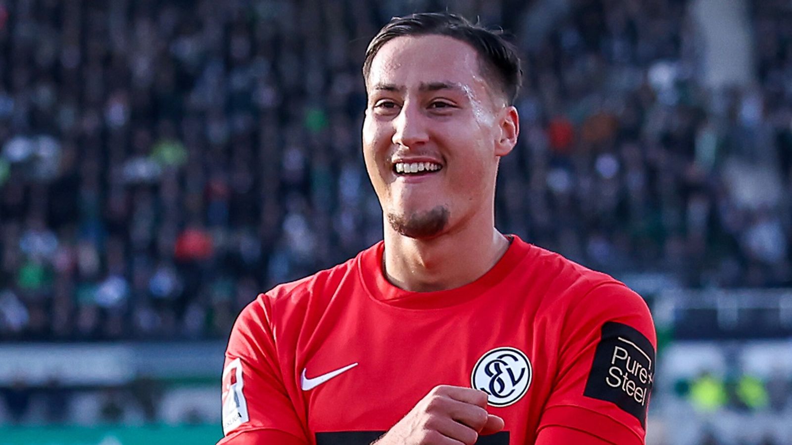 Intensive Verhandlungen! Eintracht Frankfurt gibt Angebot für ...