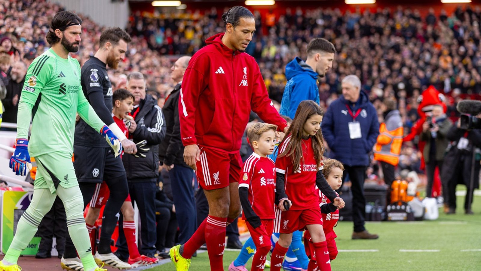 Emotionaler Einlauf in Gedenken an den verstorbenen Jota beim PL-Spiel ...