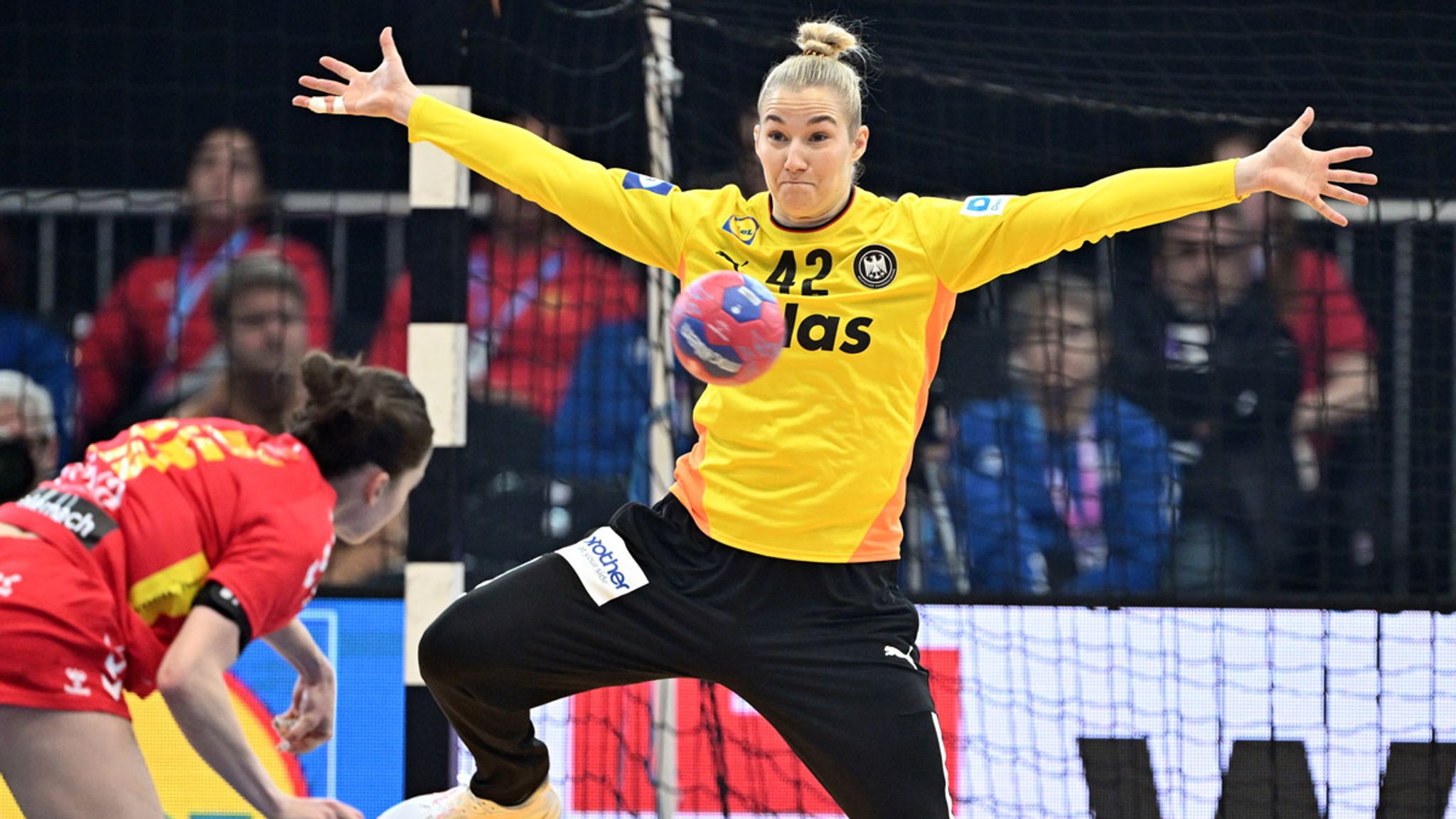 Handball-WM 2025: DHB-Frauen deklassieren Montenegro und stehen im ...