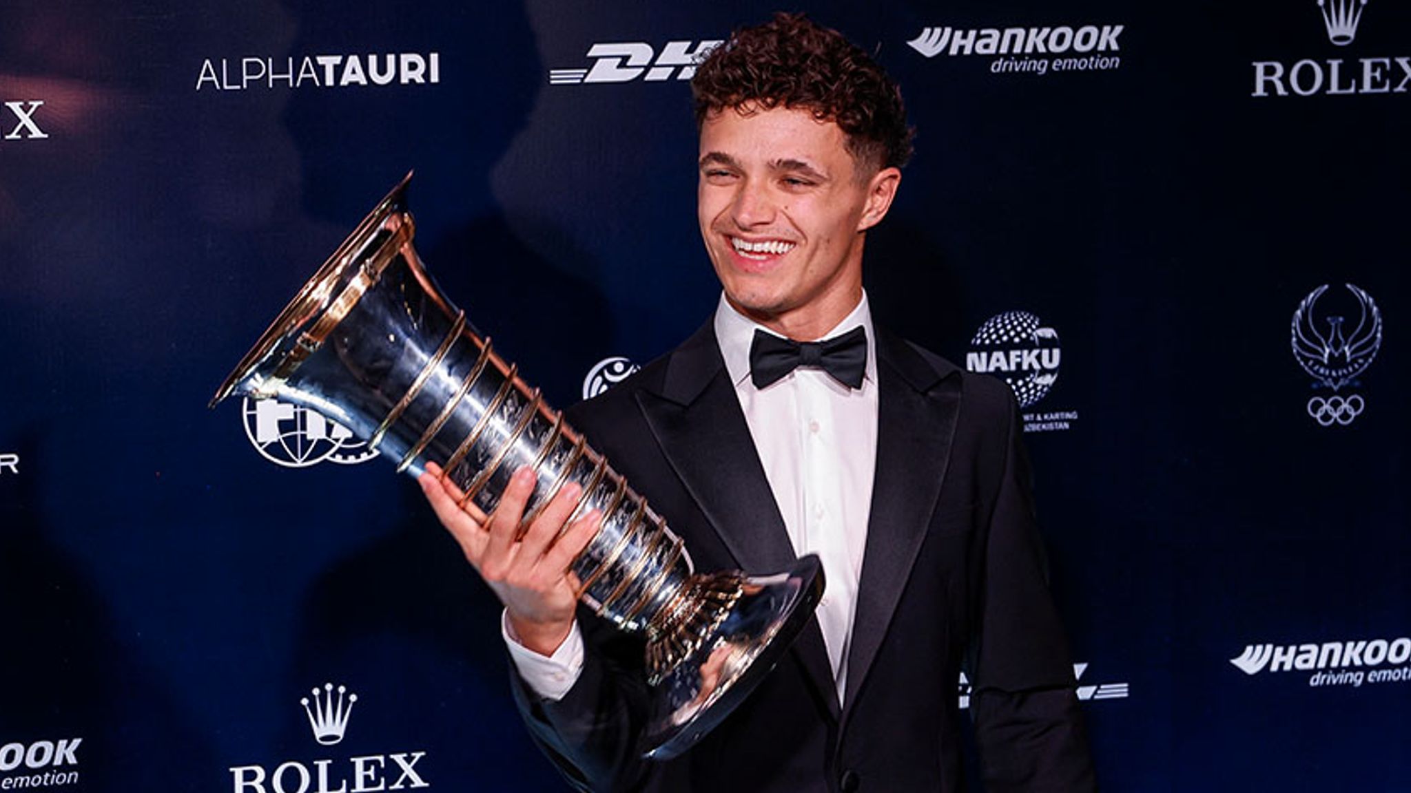 Lando Norris erhält WM-Pokal bei F1-Gala in Usbekistan - Verstappen ...
