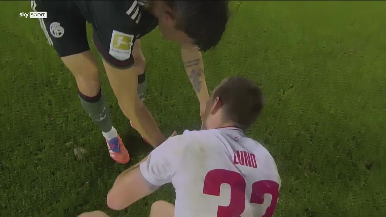 ''Zeig mal die Murmel, ob was blutet'' - Ref Cam zeigt Einblicke von ...