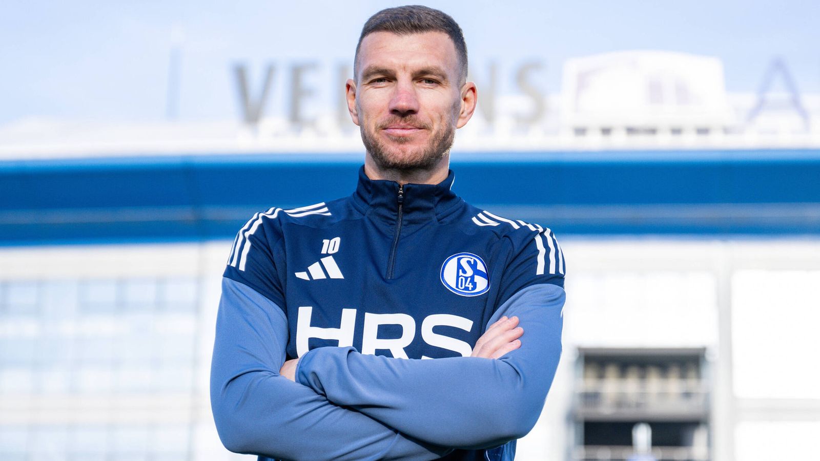 Edin Dzeko offiziell beim FC Schalke vorgestellt | Fußball News | Sky Sport