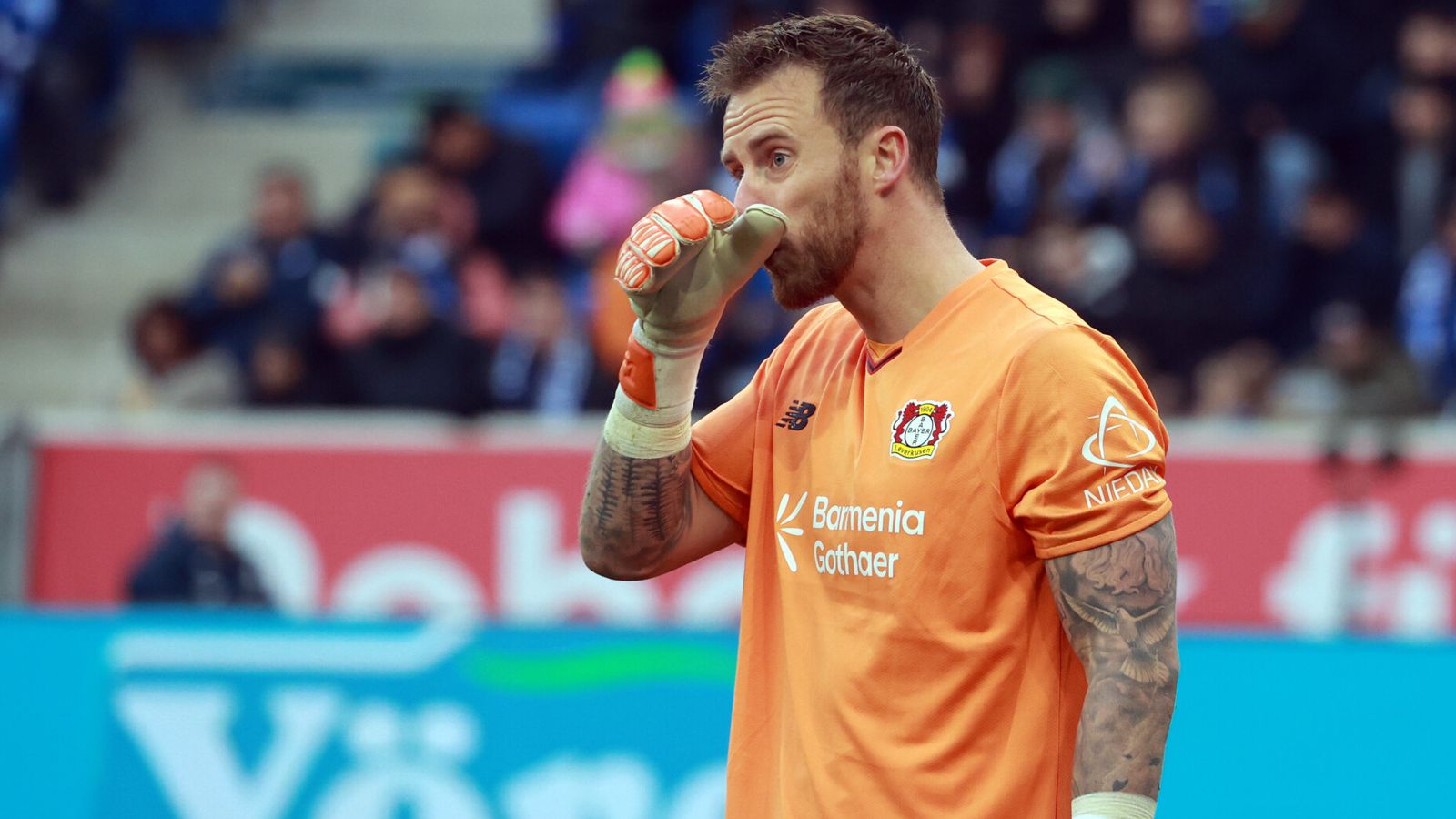 Bayer Leverkusens Mark Flekken und Nathan Tella fallen länger aus ...