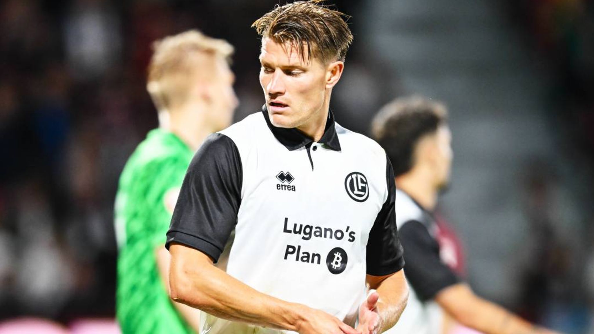 Ex-Nationalspieler-Spieler Kevin Behrens attackiert eigenen Mitspieler ...