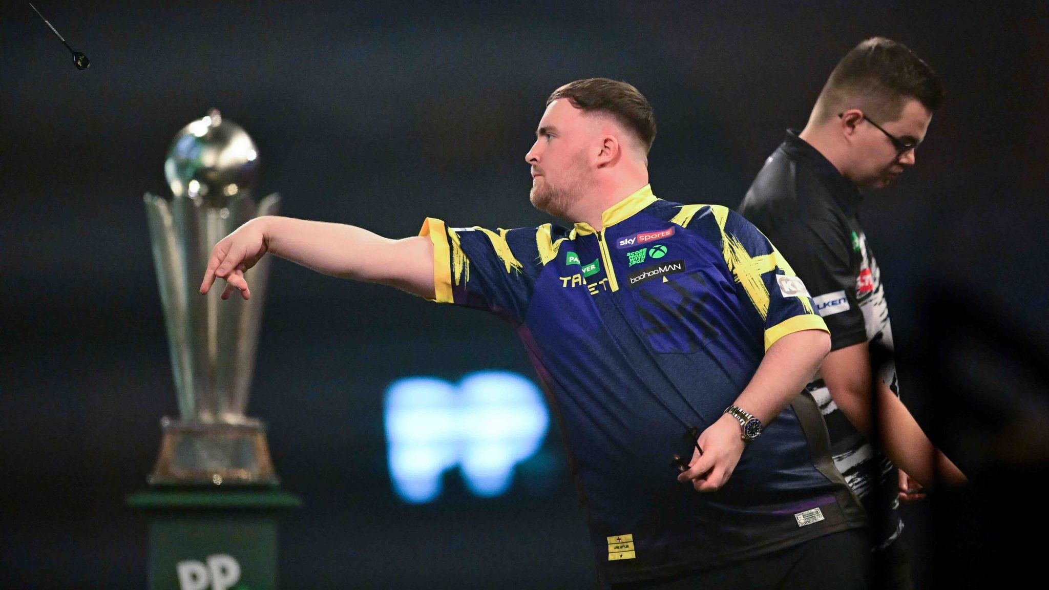 Auch van Veen verliert - Luke Littler verteidigt WM-Titel im Darts ...