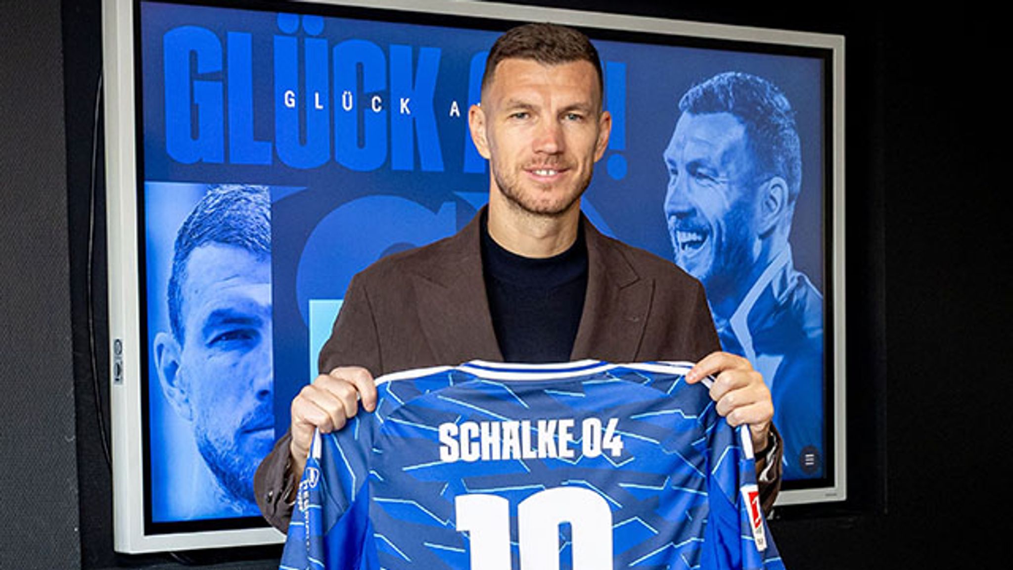 Schalke-Mediendirektor beschreibt Hype um Edin Dzeko | Fußball News ...