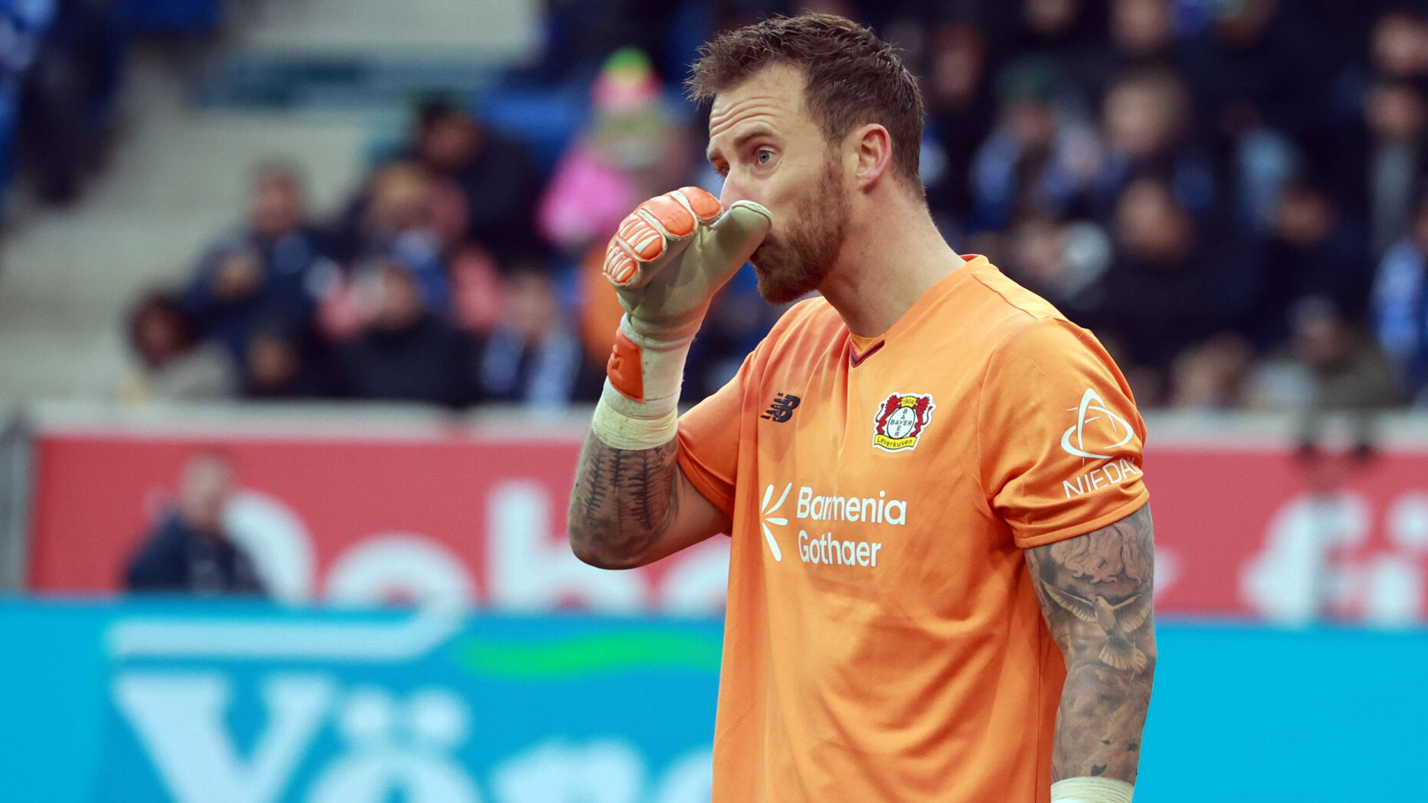 Bayer Leverkusens Mark Flekken und Nathan Tella fallen länger aus ...