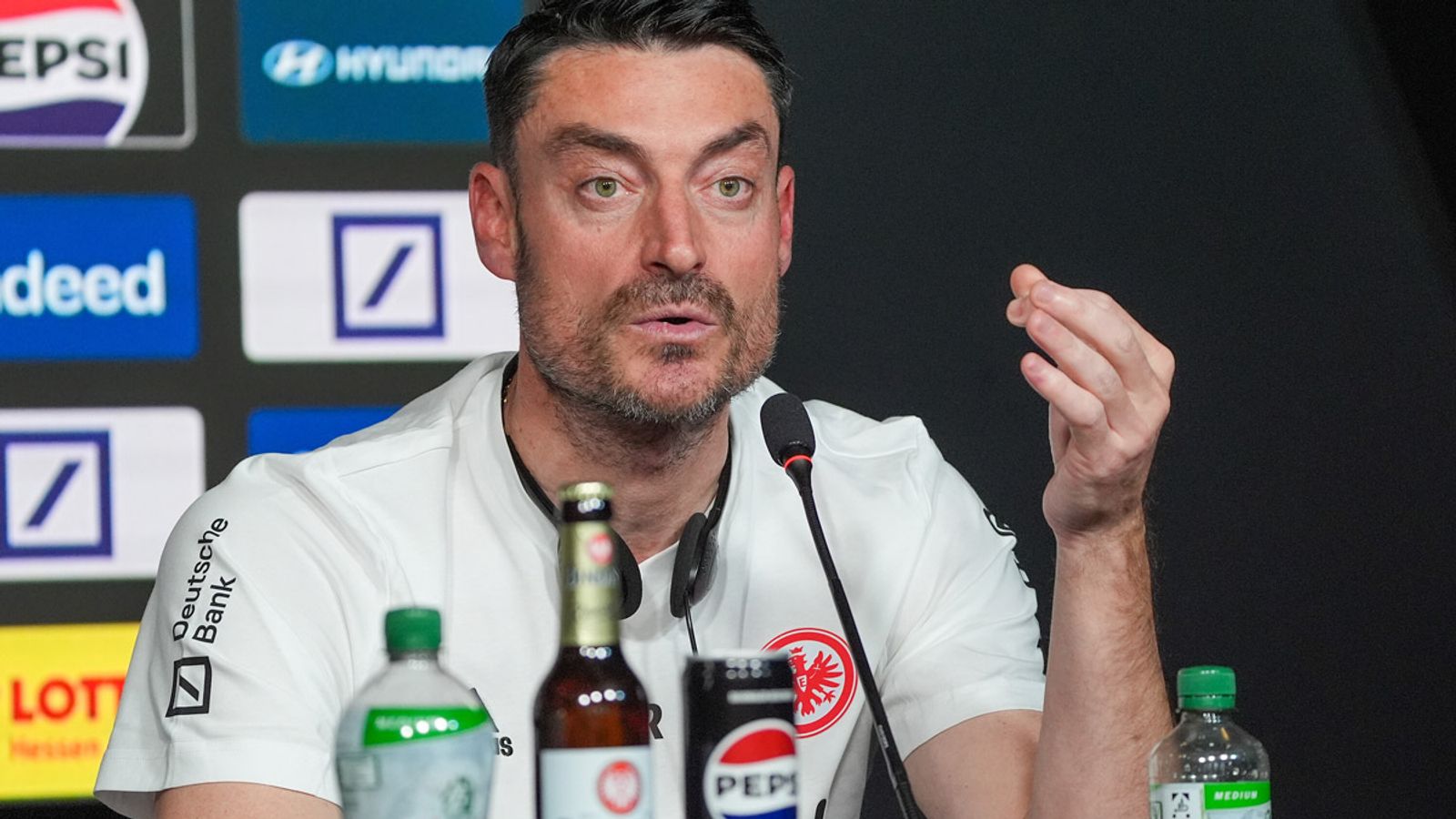 Albert Riera spricht über sein bevorstehendes Frankfurt-Debüt gegen ...