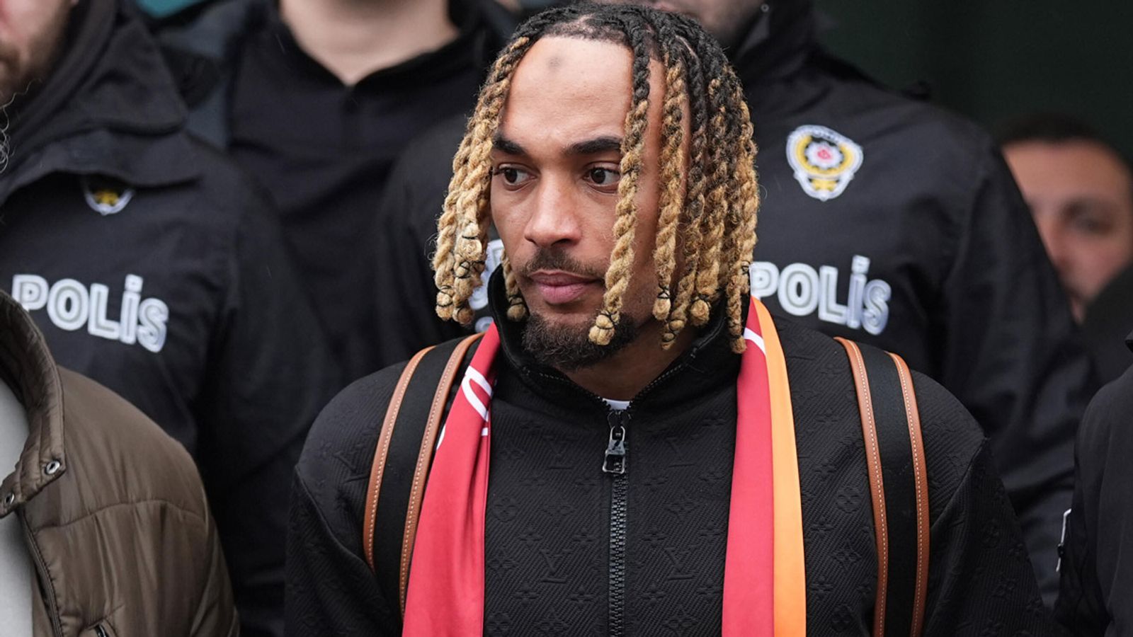 FC Bayern München gibt Sacha Boey an Galatasaray ab | Transfer Centre ...